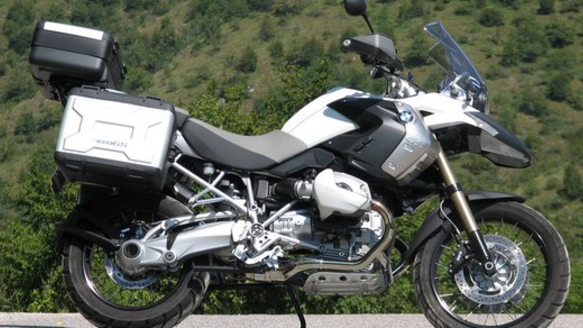 Test Drive: BMW R 1200 GS Alpine White - MotorBox