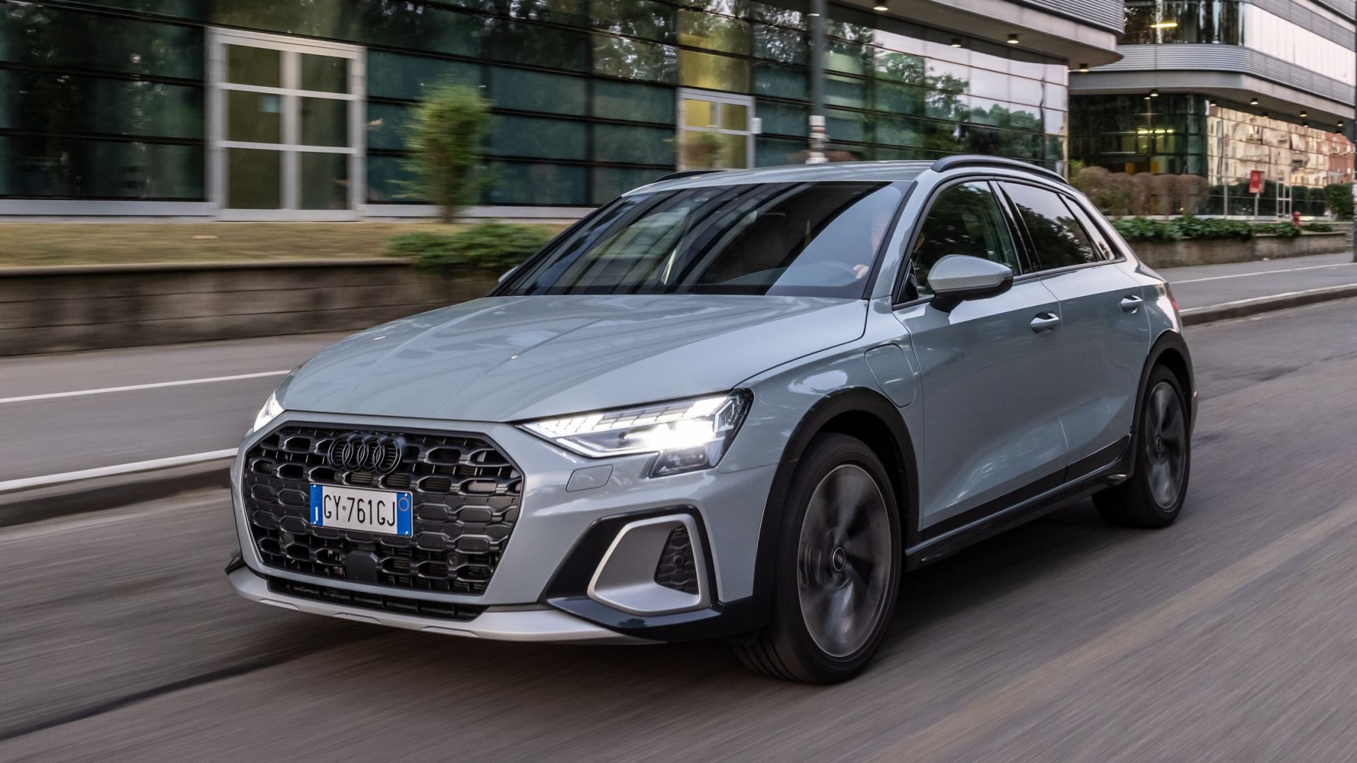Audi A3 allstreet plug-in 2025: prova consumi e autonomia, i prezzi