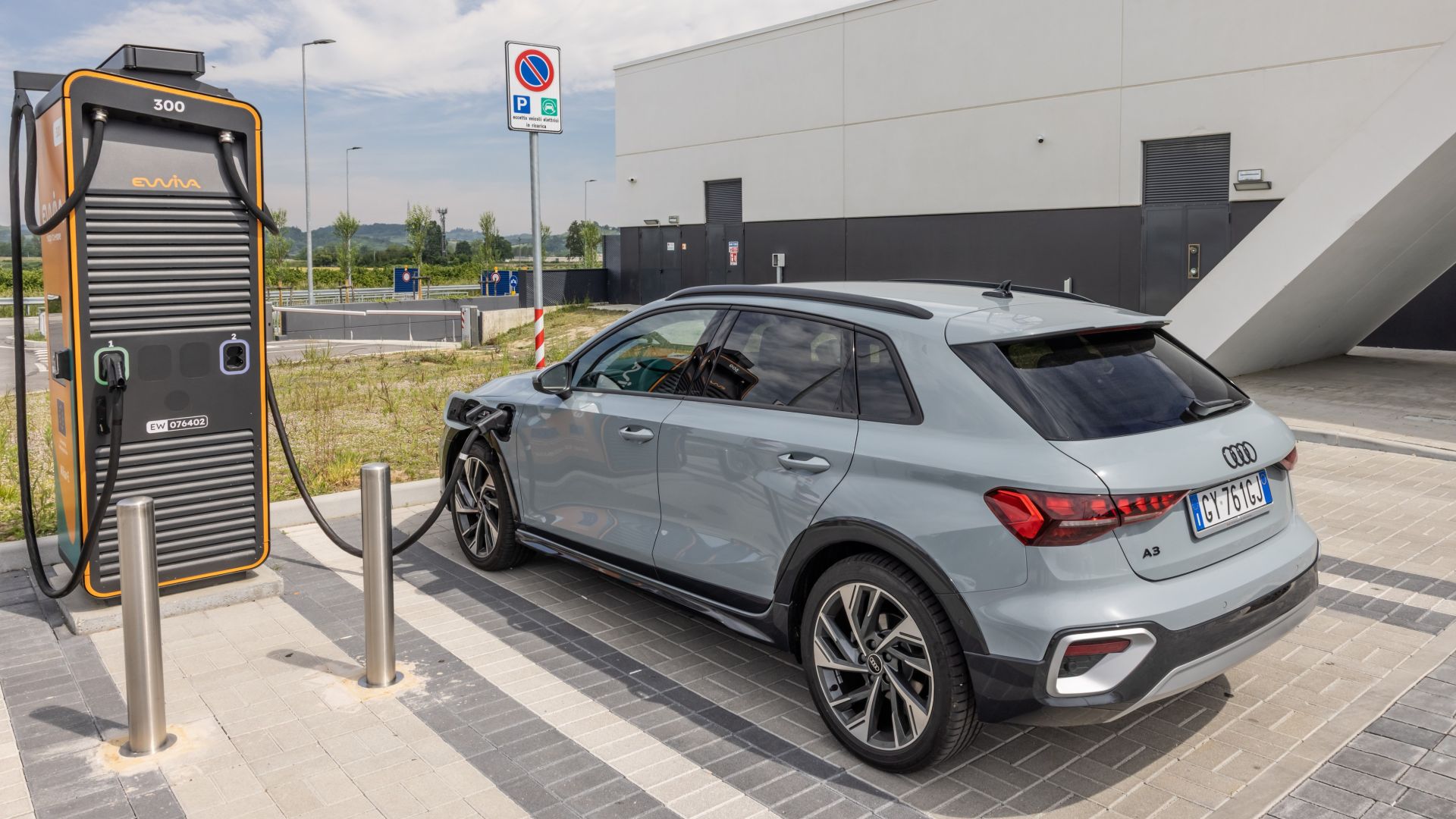 Audi A3 allstreet plug-in 2025: prova consumi e autonomia, i prezzi
