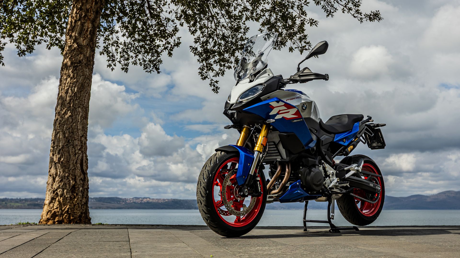 BMW F 900 XR 2025, recensione: prova, difetti, velocità e prezzo