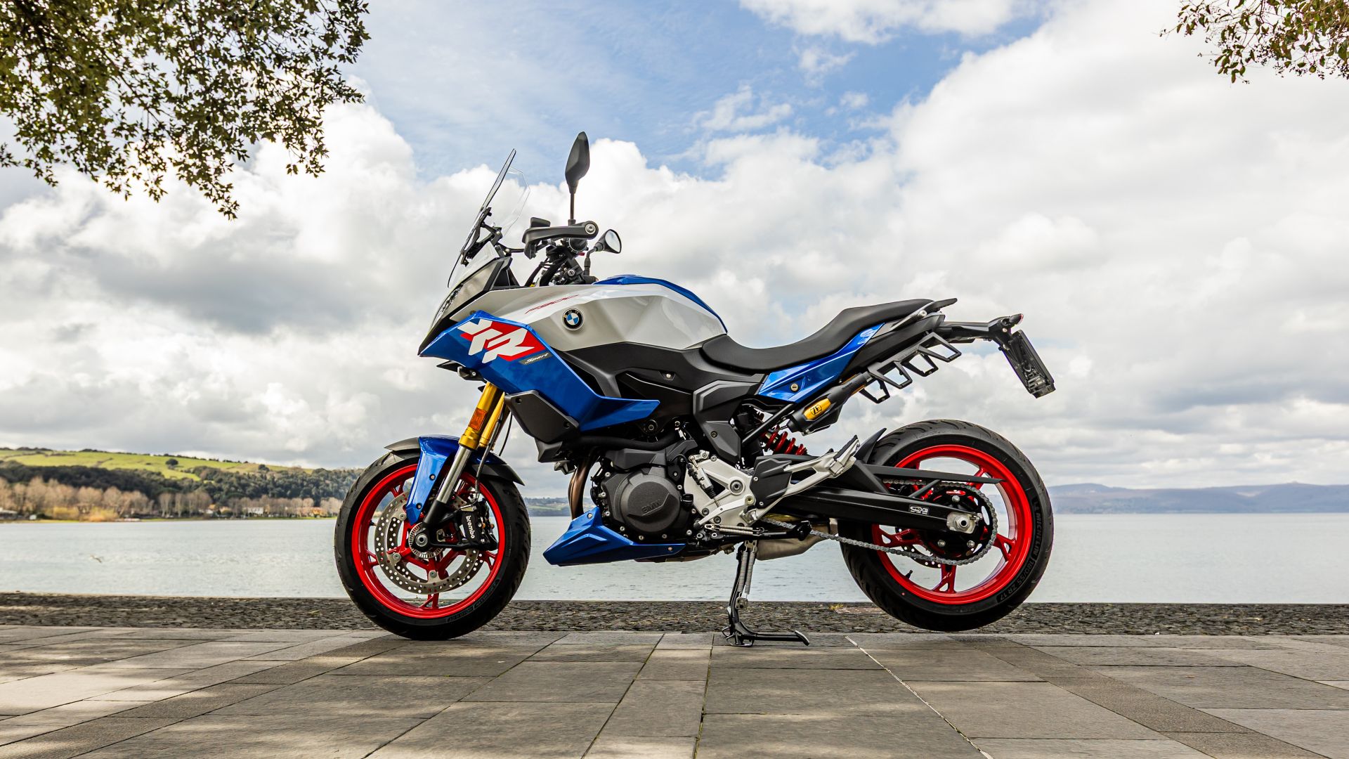 BMW F 900 XR 2025, recensione: prova, difetti, velocità e prezzo