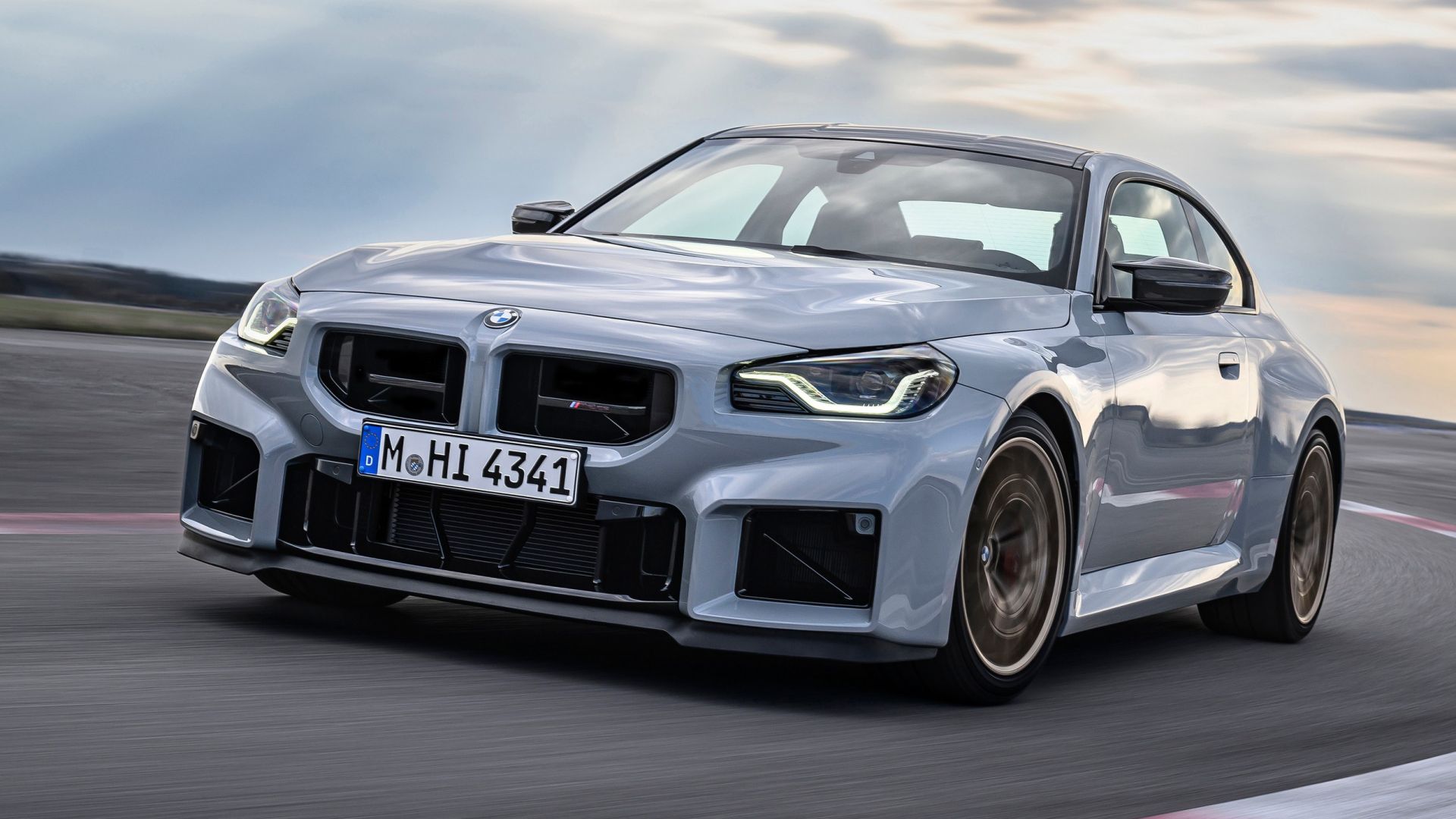 Nuova BMW M2 CS 2025: più potenza, meno peso. Il prezzo, un video