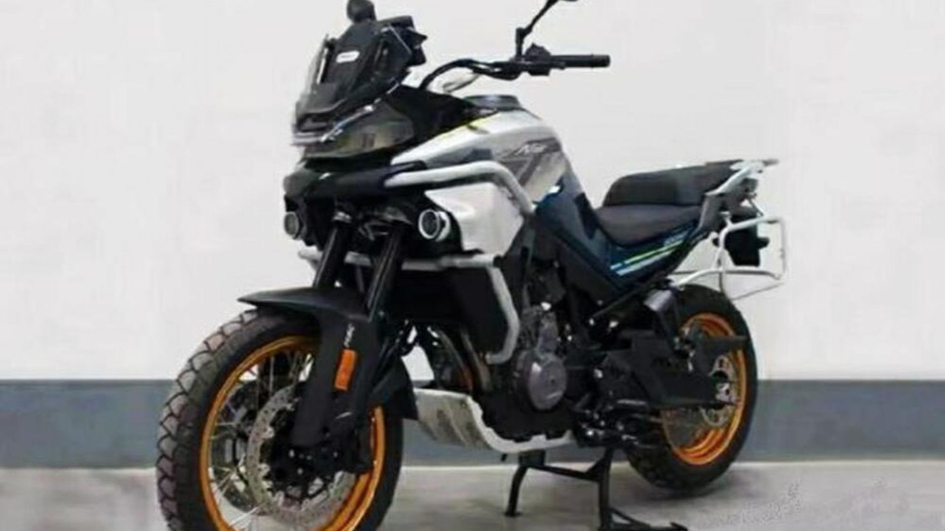 CFMoto, le prime foto della MT800 con motore KTM R2R - MotorBox