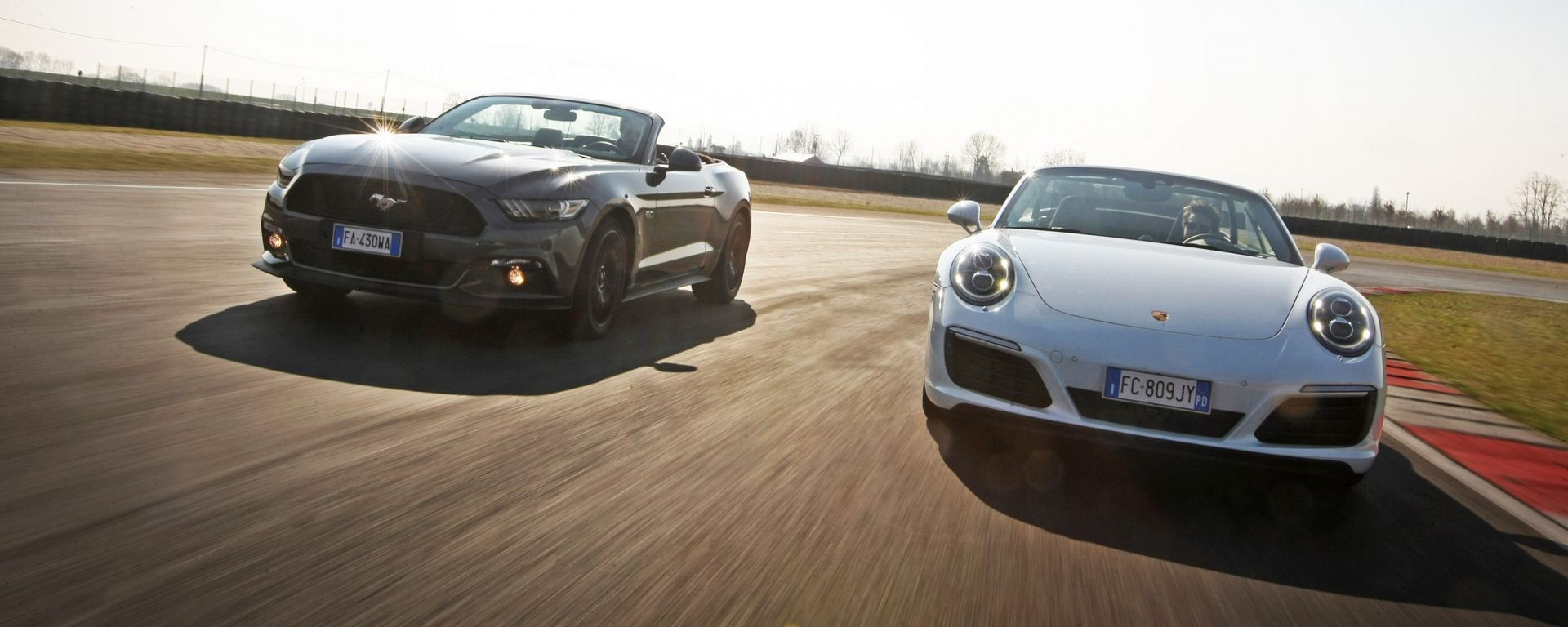 Prova video - Porsche 911 Carrera 4 Cabrio VS Ford Mustang 5.0 Cabrio ...