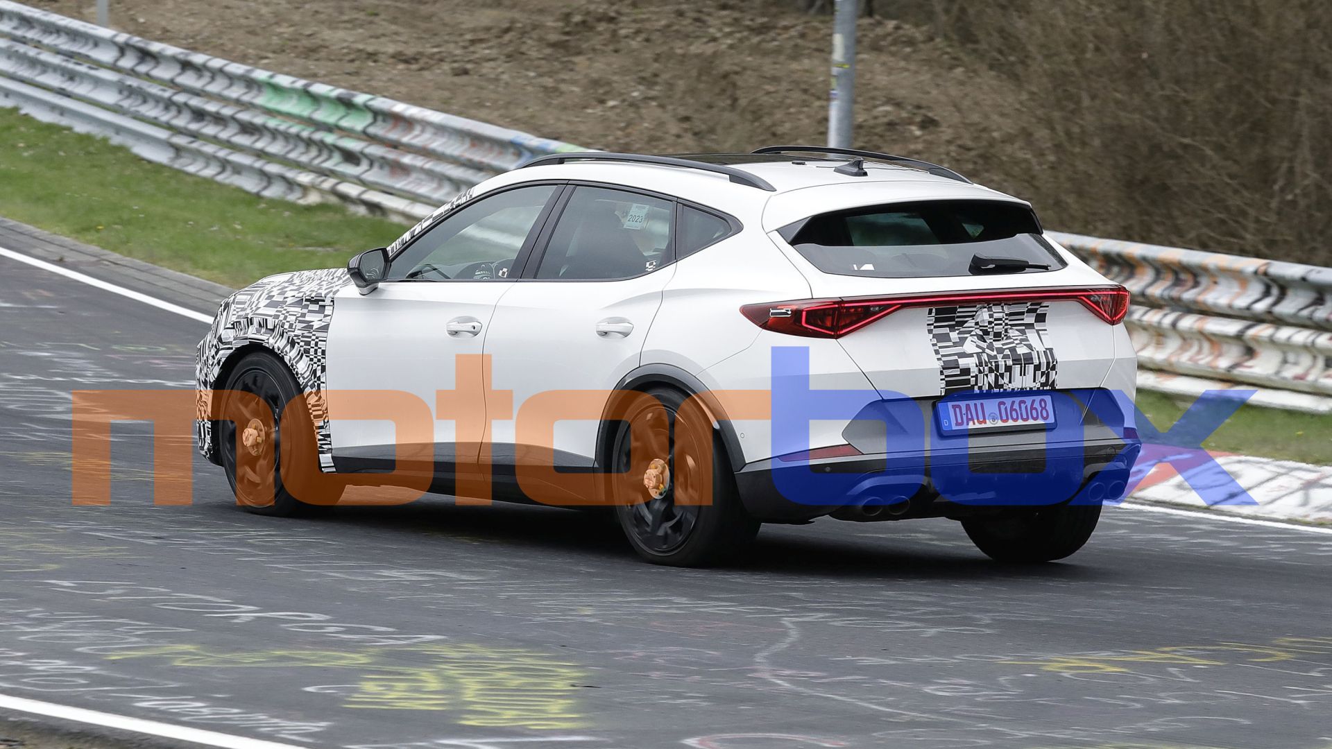 Cupra Formentor, il restyling 2023 nelle prime foto spia: ecco come cambia