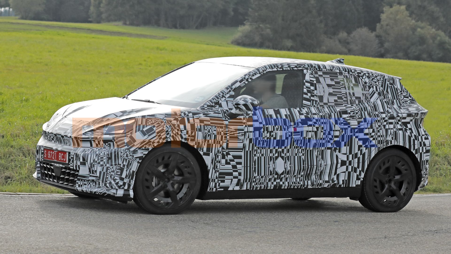 Scheda tecnica e foto spia di nuova BEV sportiva Cupra Raval