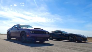 Video drag race Dodge Challenger vs Ferrari 812 Superfast