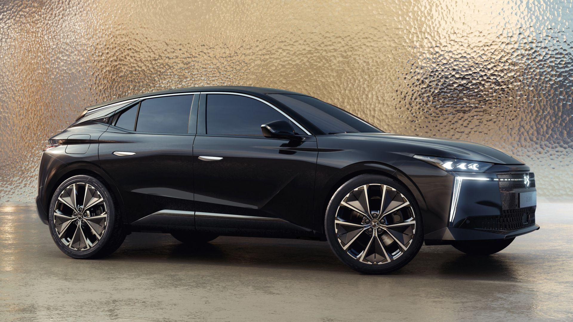 DS N°4 2025: restyling, interni e motori elettrificati