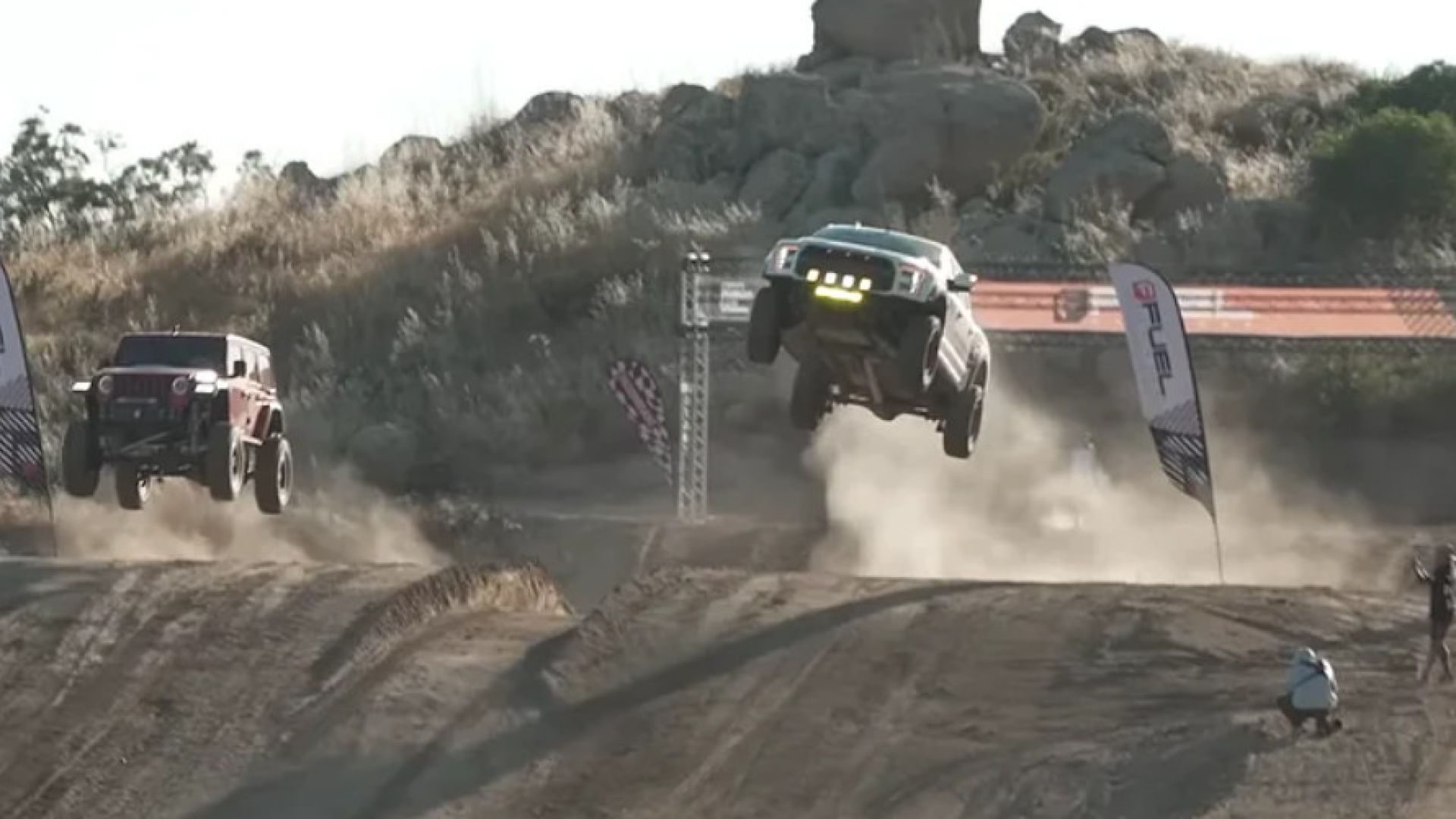 Jeep Wrangler, Ford F-150 Raptor, Ford Bronco drag race in video