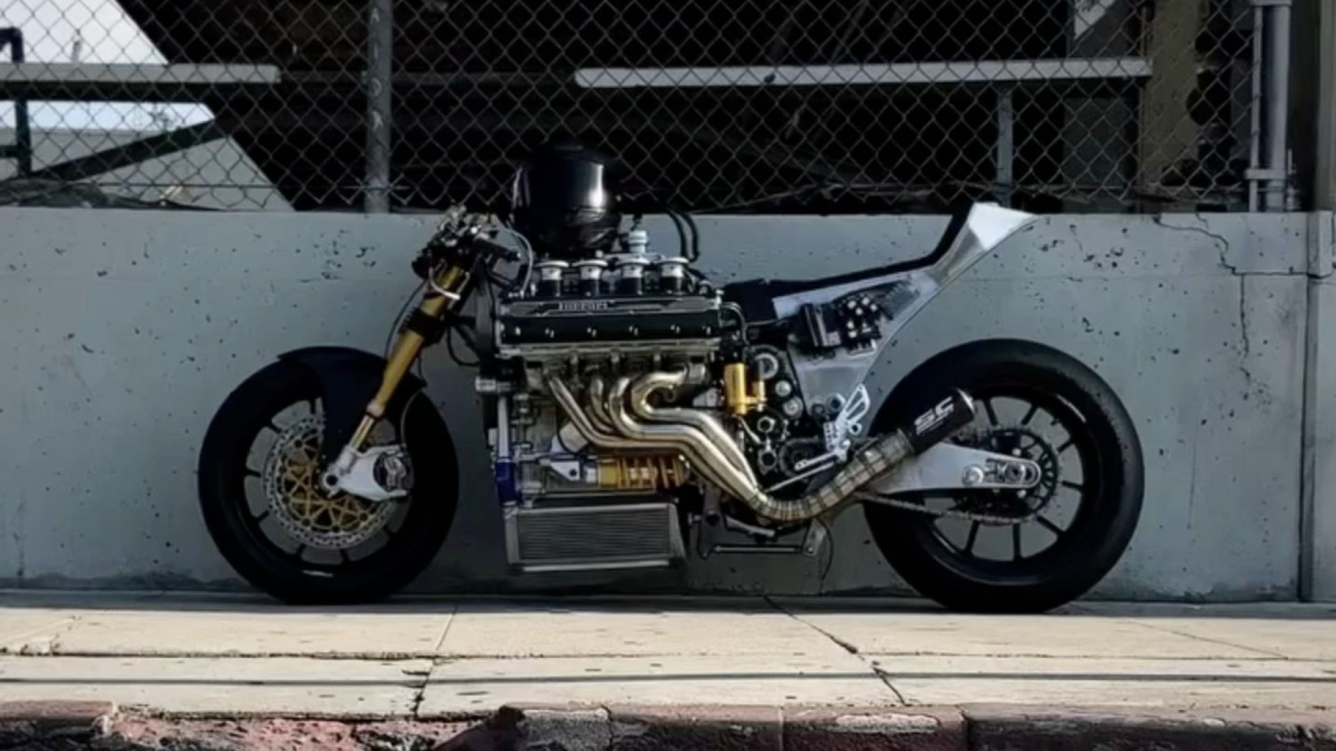 HF355 la moto con motore V8 Ferrari F355: potenza, peso, foto