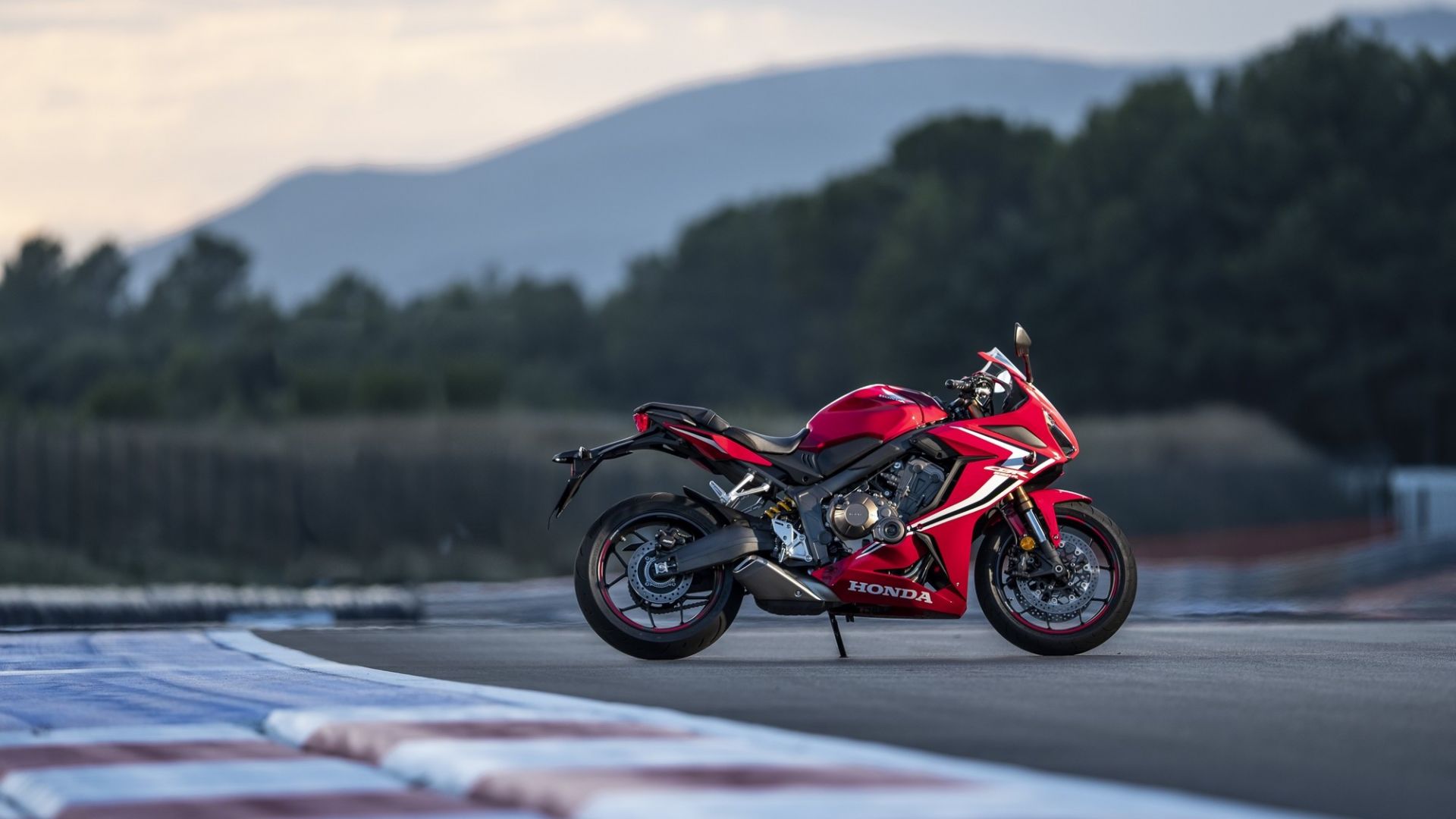 Honda CBR650R, rinnovata a Eicma 2018: scheda tecnica, info, foto