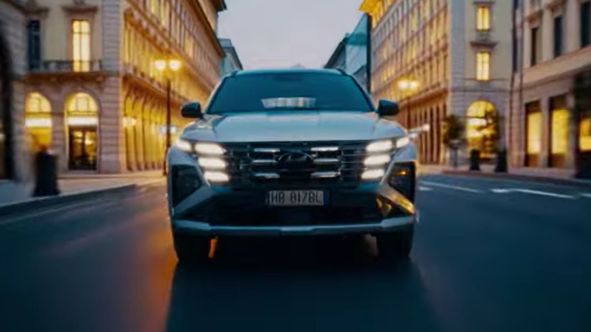 Video Hyundai Tucson Dark Line: il C-SUV nella campagna AI