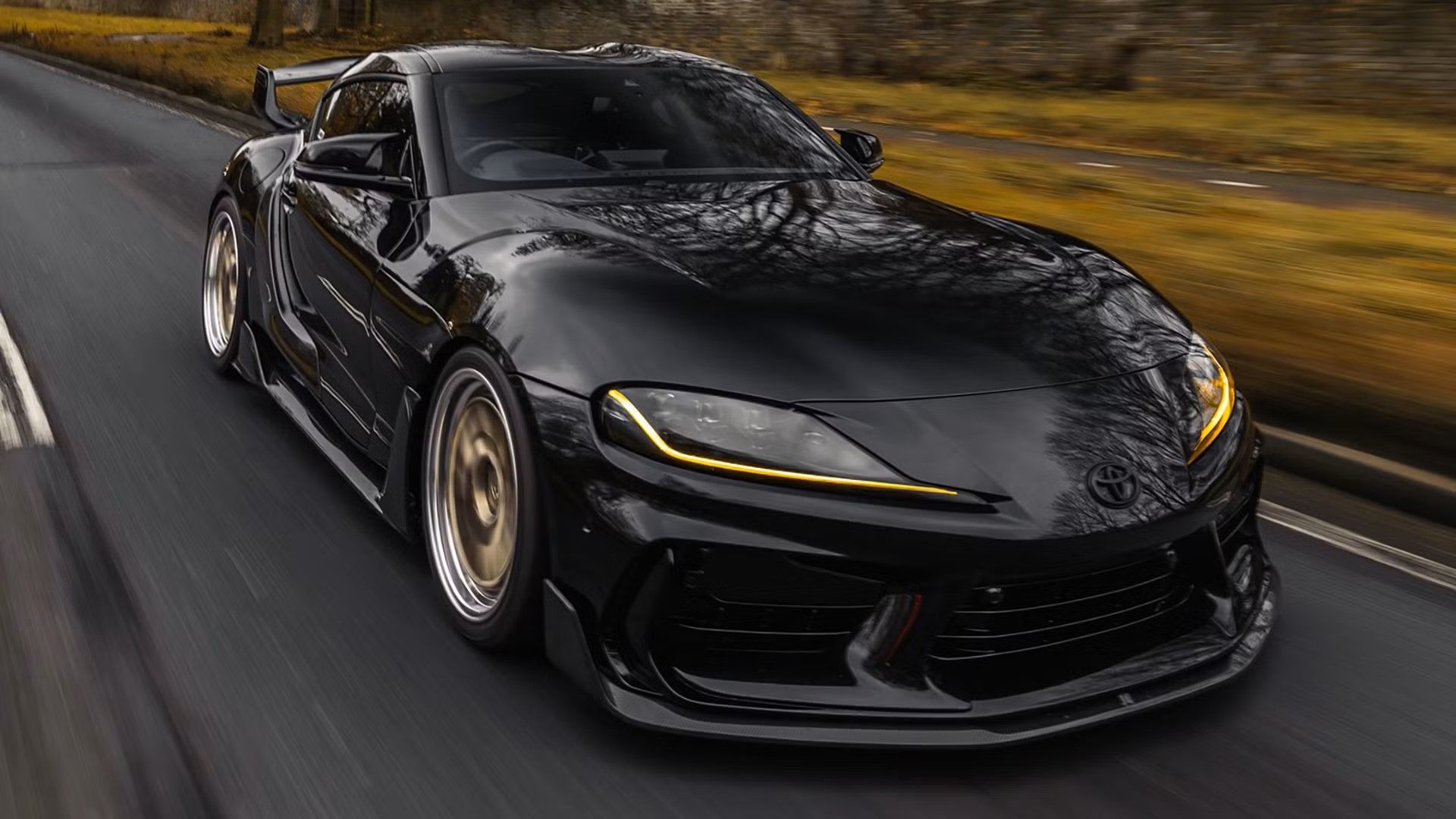 Il pilota di F1 Liam Lawson guida una Toyota truccata