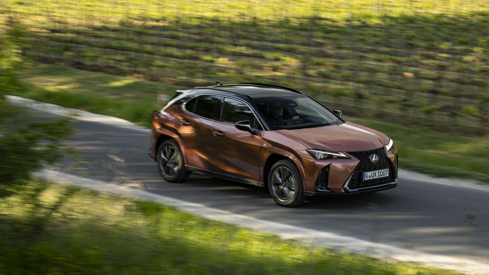 Nuova Lexus UX 300h: video-prova, prezzi, opinioni