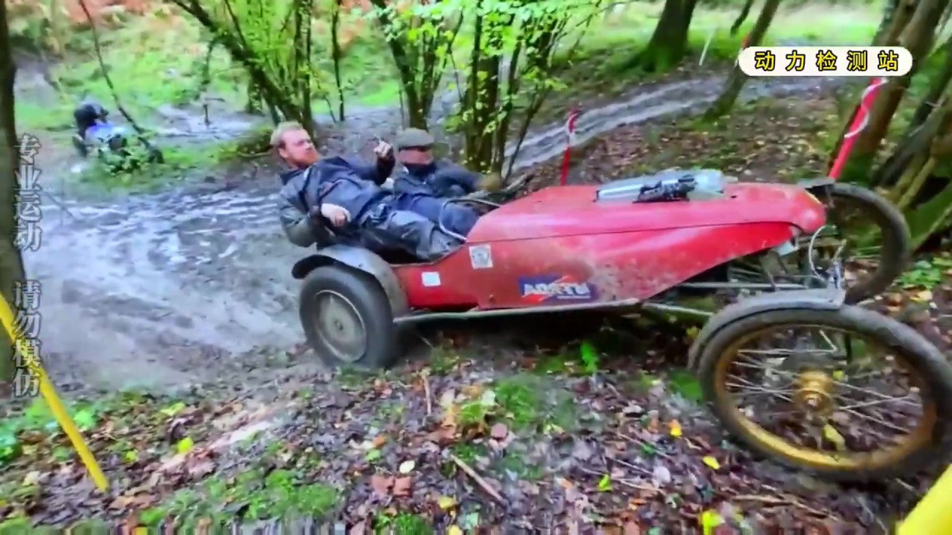 Lotta nel fango per auto oldschool: il video in offroad