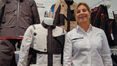 Unboxing video da EICMA 2022: il completo da moto touring Ixon M-Skied