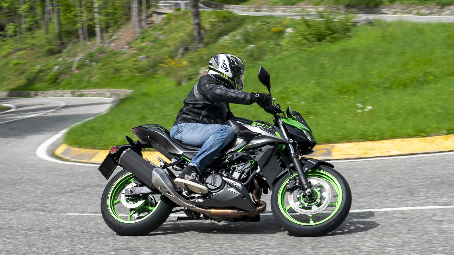 Prova Kawasaki Z500 SE 2024, opinioni e prezzo in video