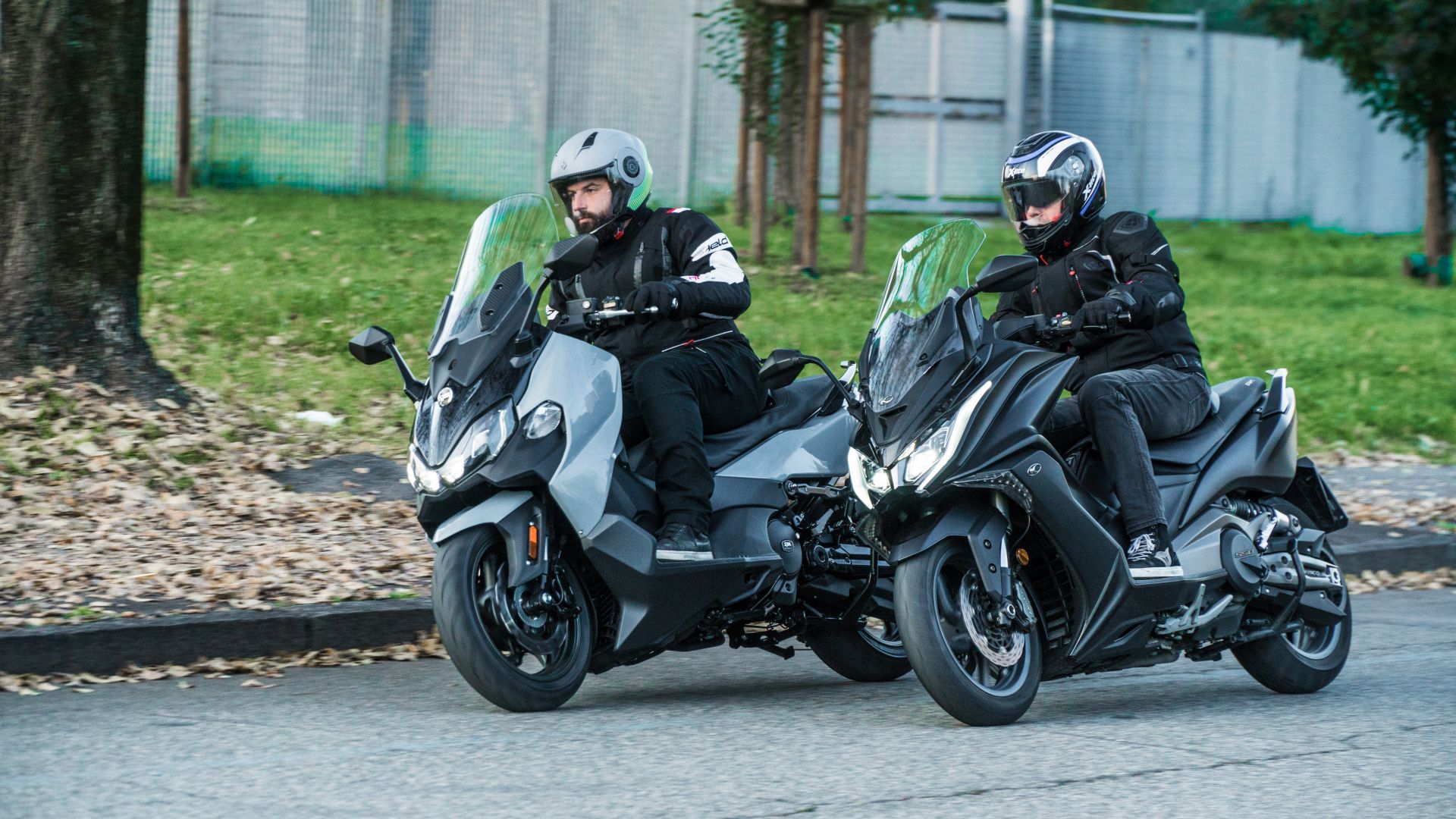 Kymco AK 550 Vs Sym Maxsym TL: confronto, pregi, difetti, prezzi