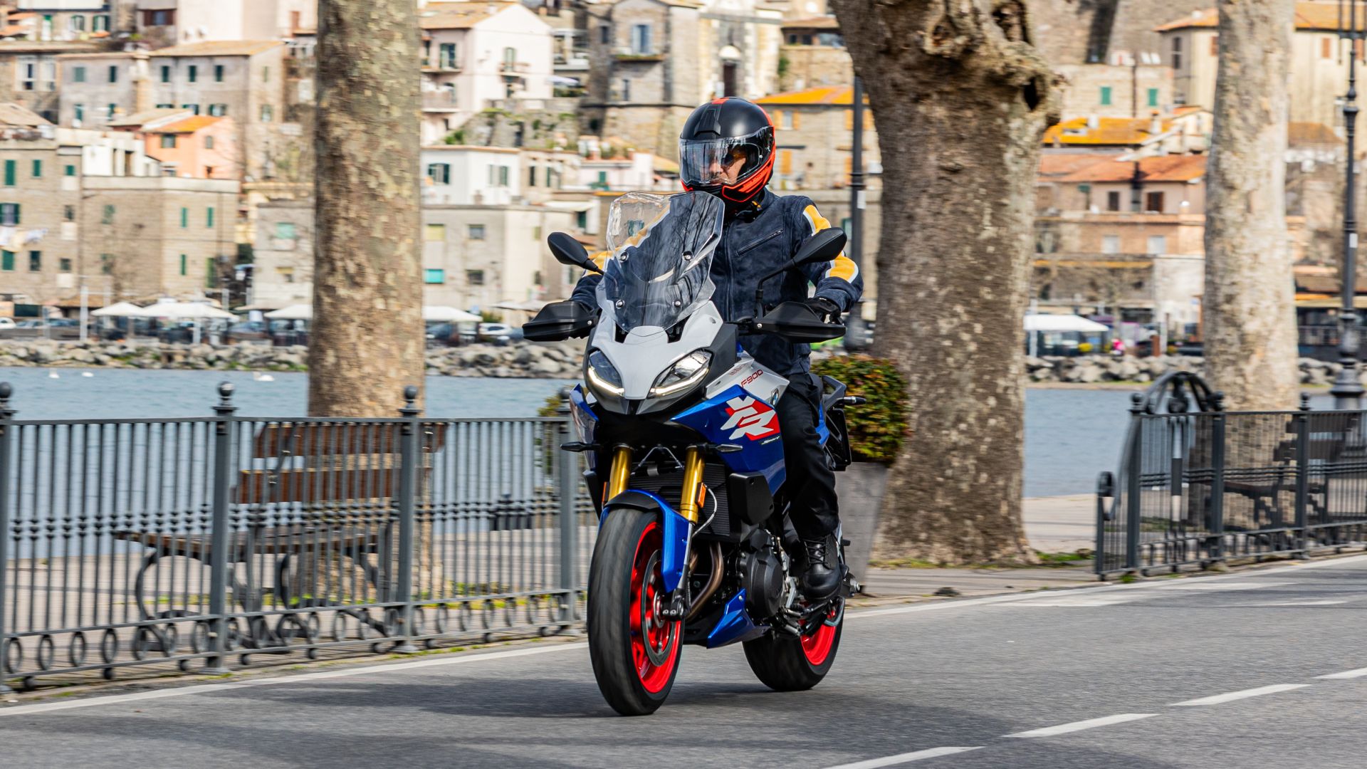 BMW F 900 XR 2025, recensione: prova, difetti, velocità e prezzo