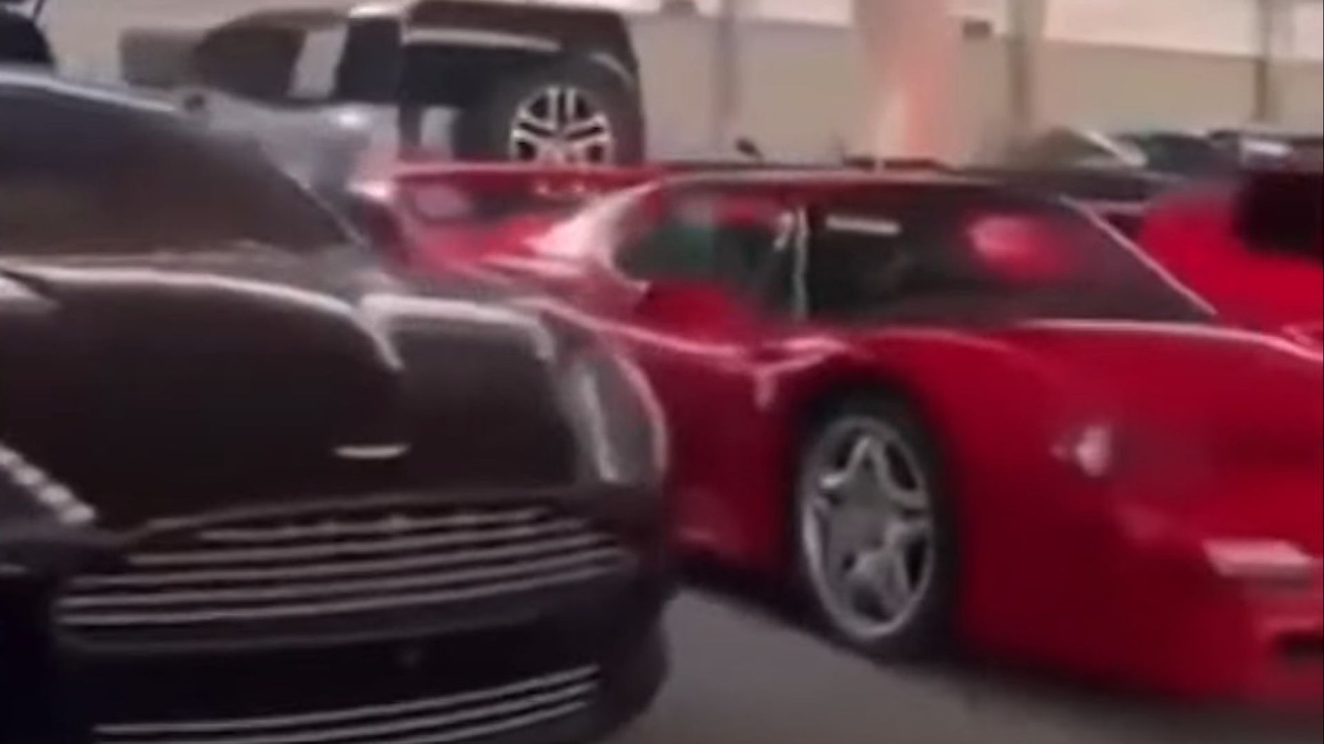 Video: Siria, "ribelli" trovano collezione auto di lusso di Assad