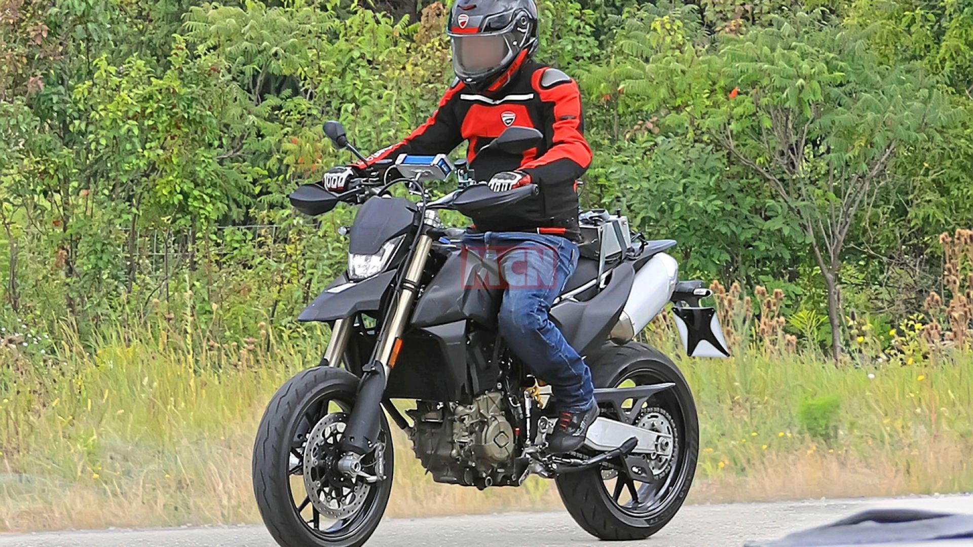 Ducati: un nuovo motard monocilindrico in arrivo. Le foto