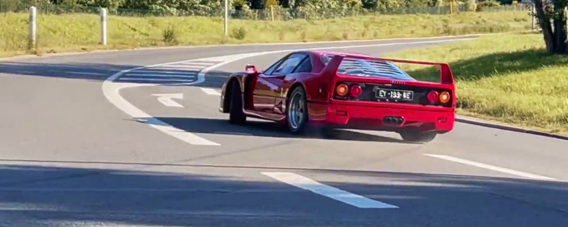 Ferrari F40 in drifting in un video POV da YouTube - MotorBox