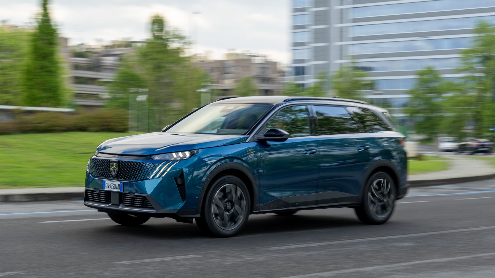 Peugeot 5008 Hybrid: scopri pregi e difetti del SUV a 7 posti