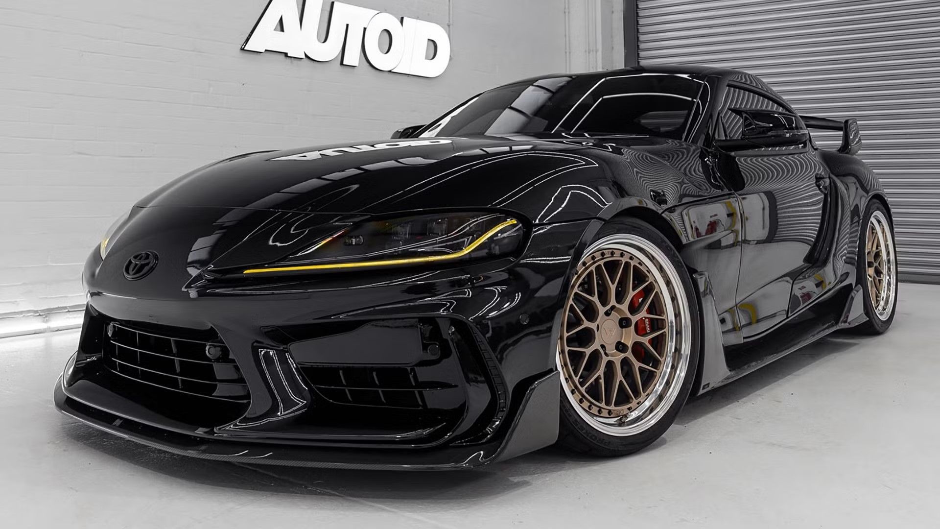 Il pilota di F1 Liam Lawson guida una Toyota truccata