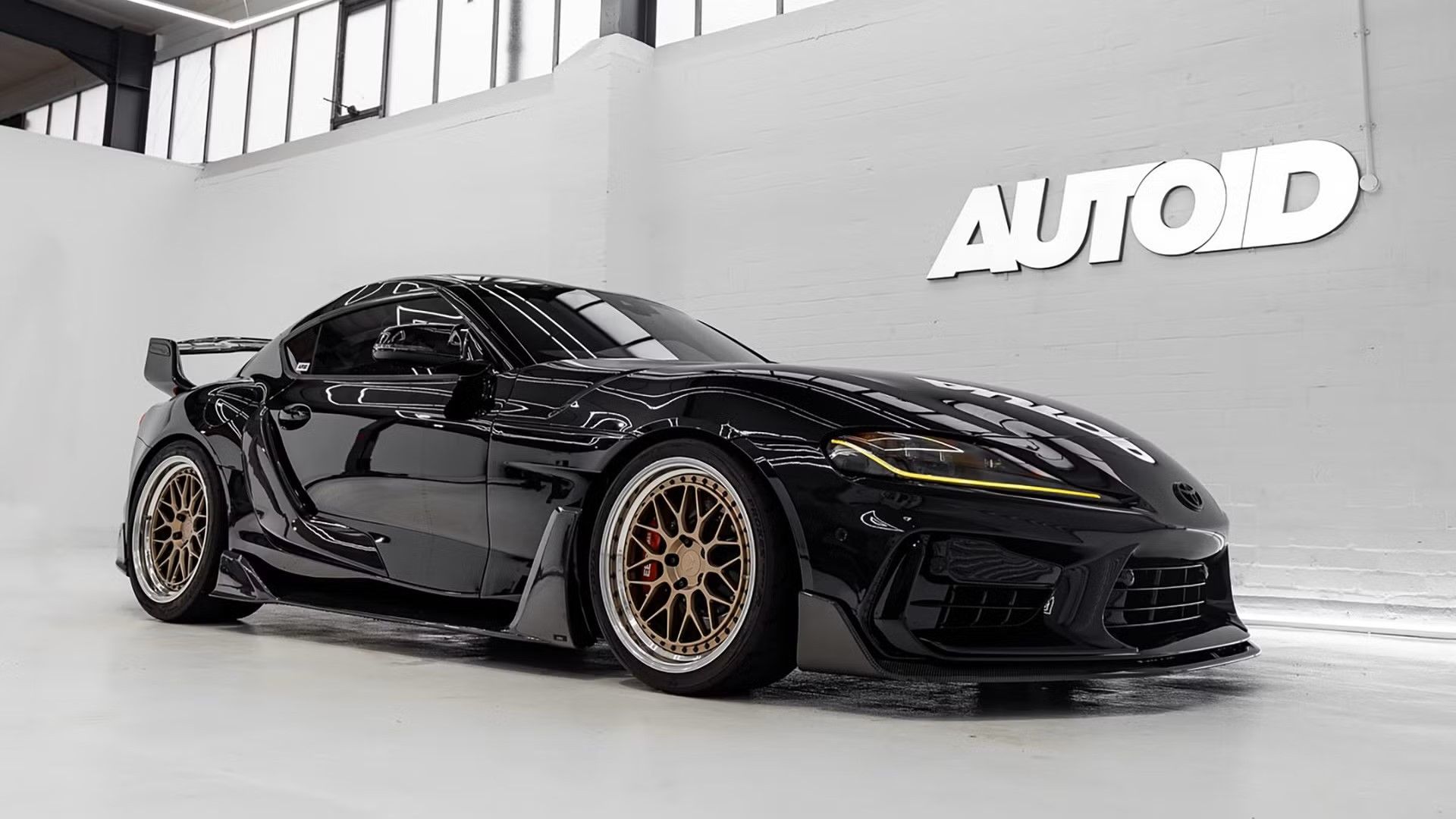 Il pilota di F1 Liam Lawson guida una Toyota truccata