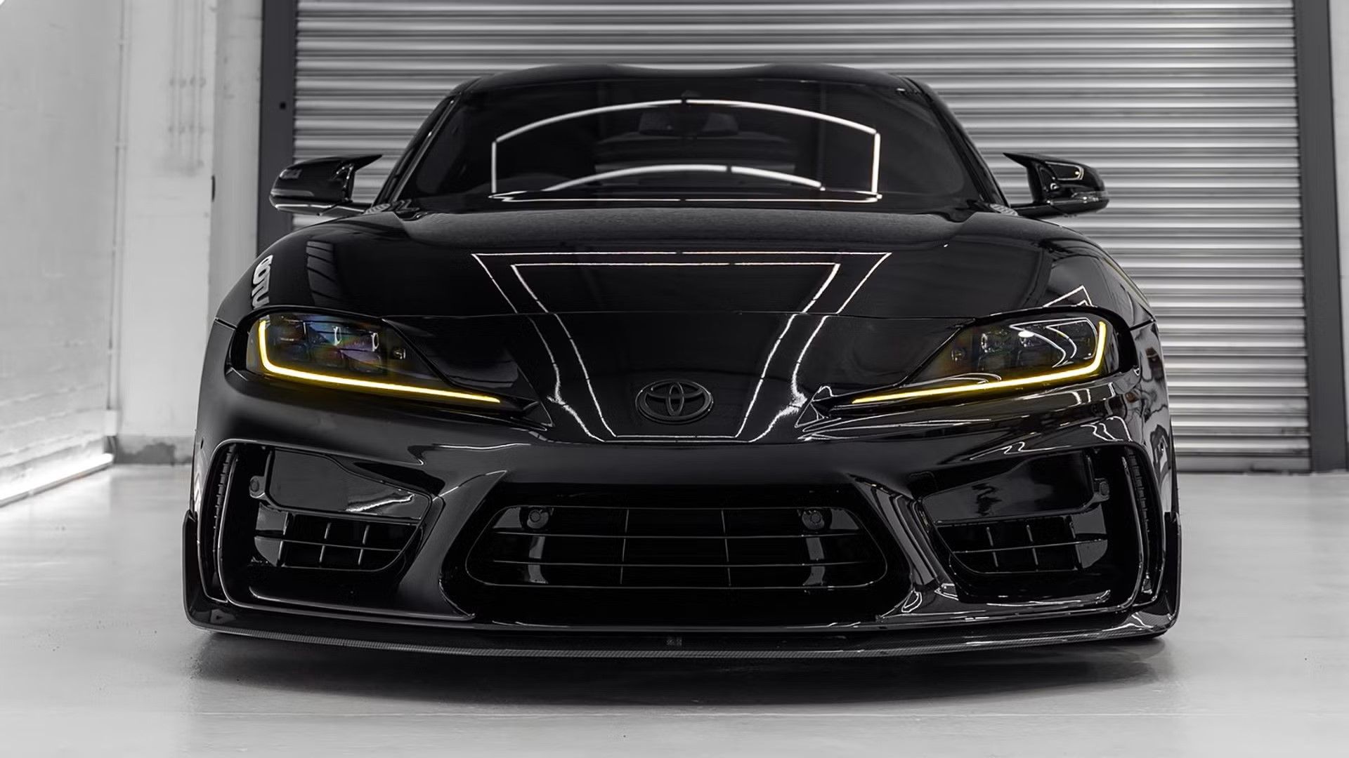 Il pilota di F1 Liam Lawson guida una Toyota truccata