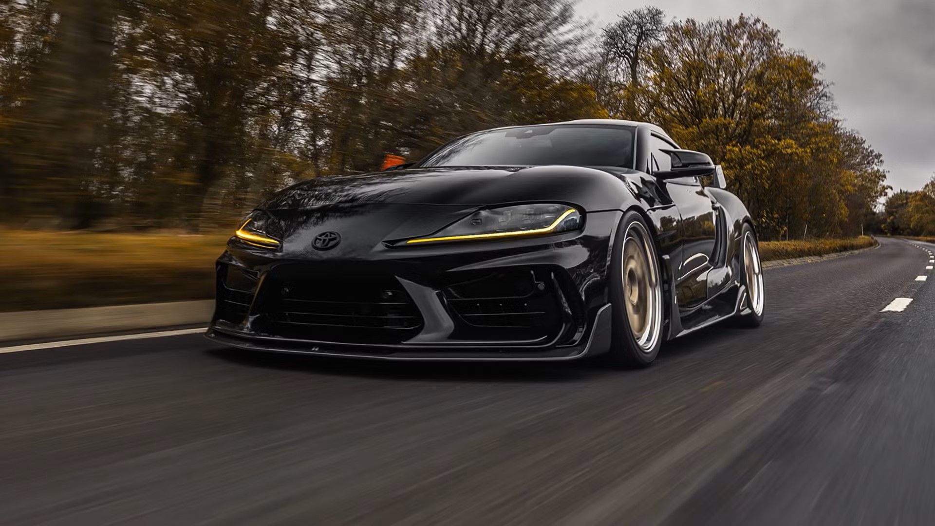 Il pilota di F1 Liam Lawson guida una Toyota truccata