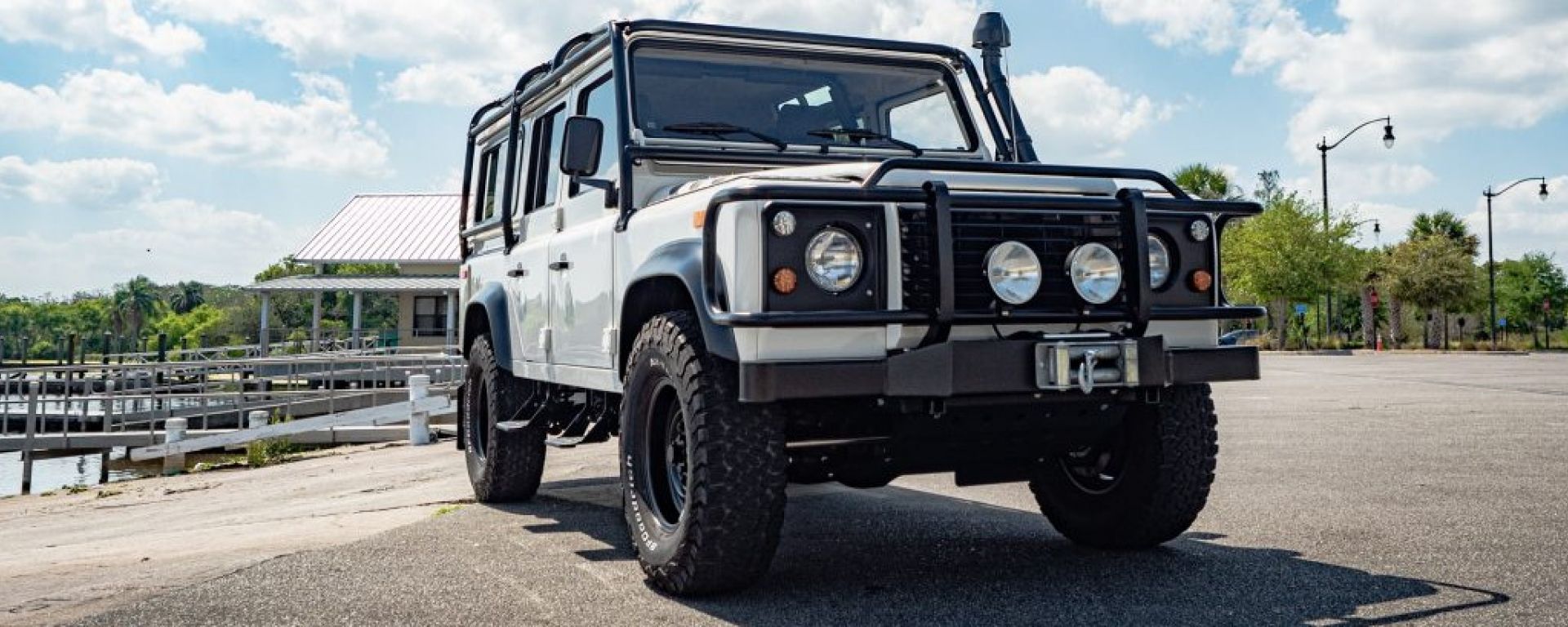 Land Rover Defender 110 usato: restauro stile Alpine Yeti. Video - MotorBox