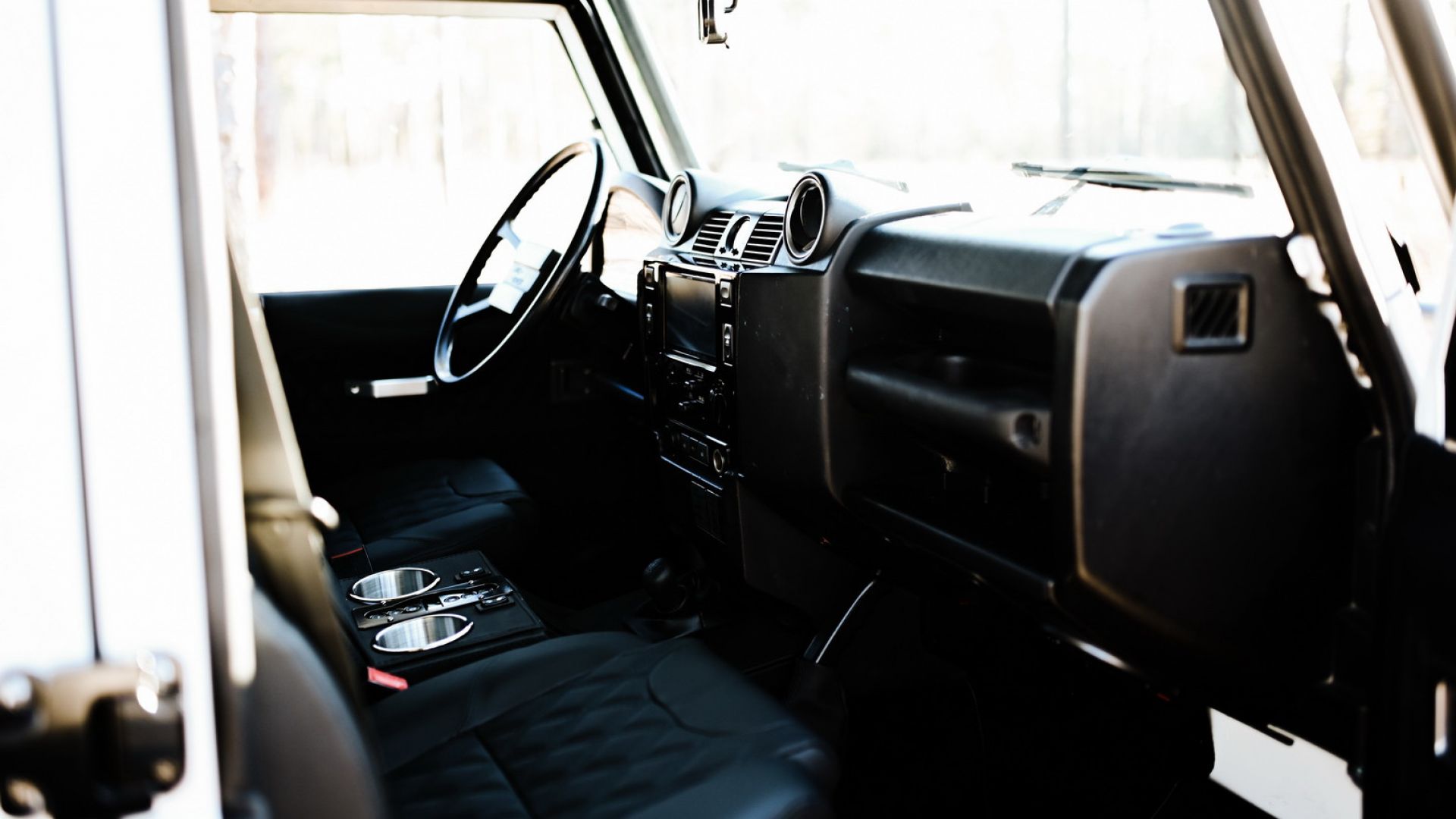 Land Rover Defender 130 del 1988: il restomod. Prezzo, immagini