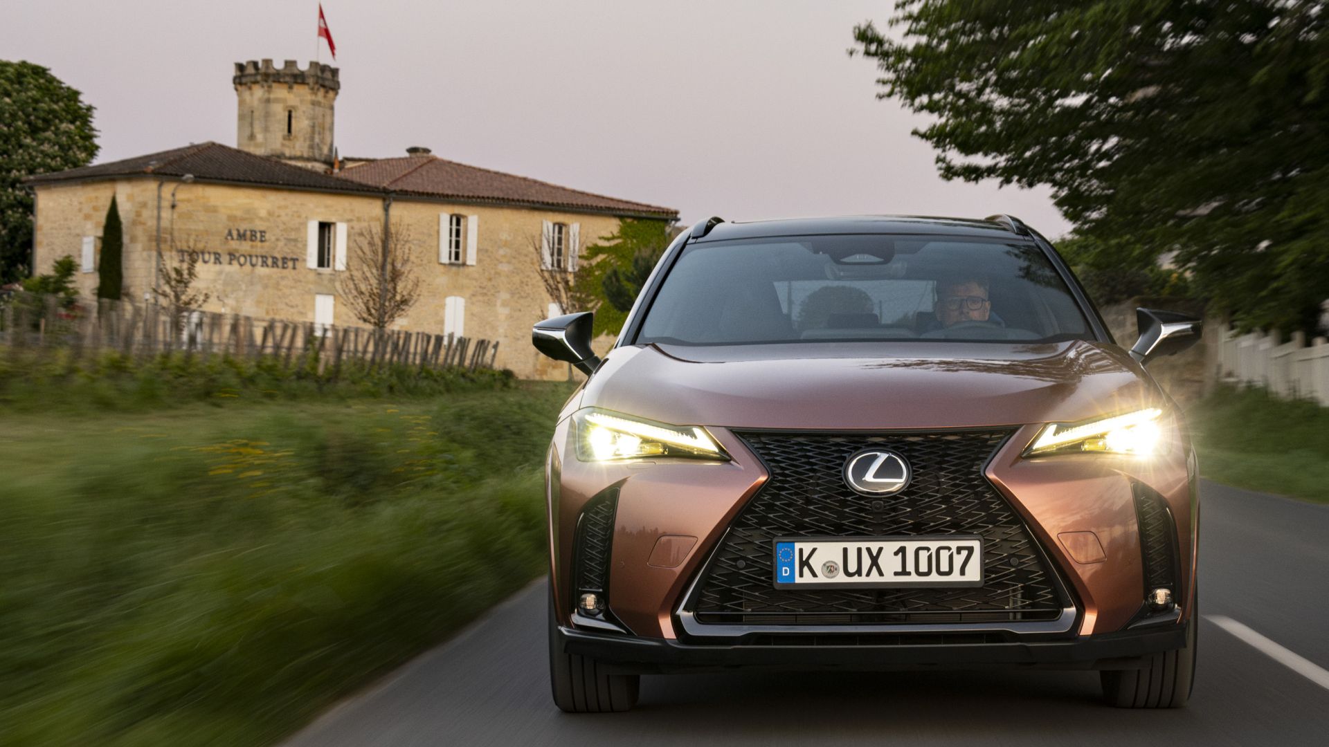 Nuova Lexus UX 300h: video-prova, prezzi, opinioni