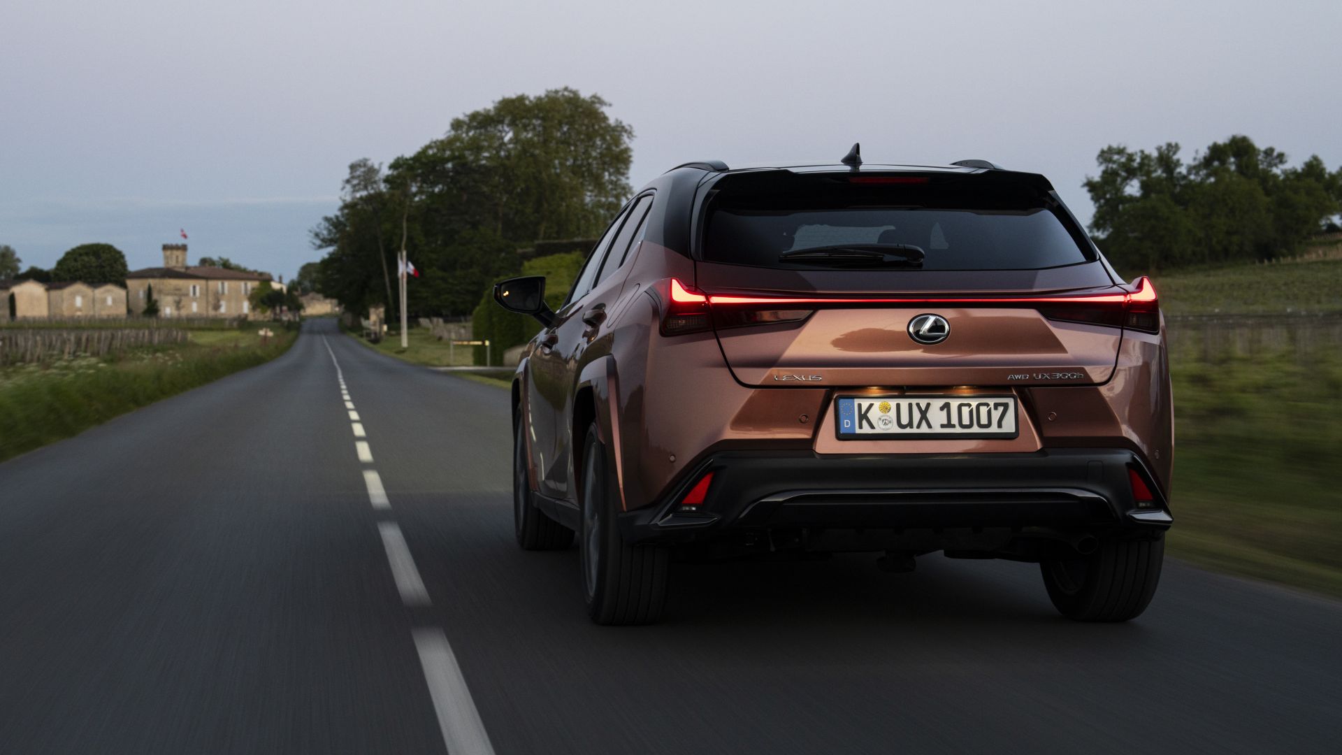 Nuova Lexus UX 300h: video-prova, prezzi, opinioni