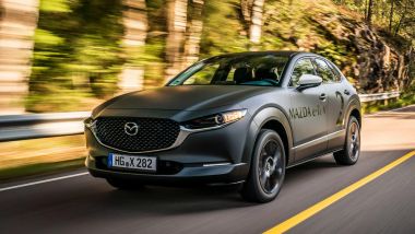 Nuova Mazda CX-30 EV elettrica: la stampa UK prova il prototipo