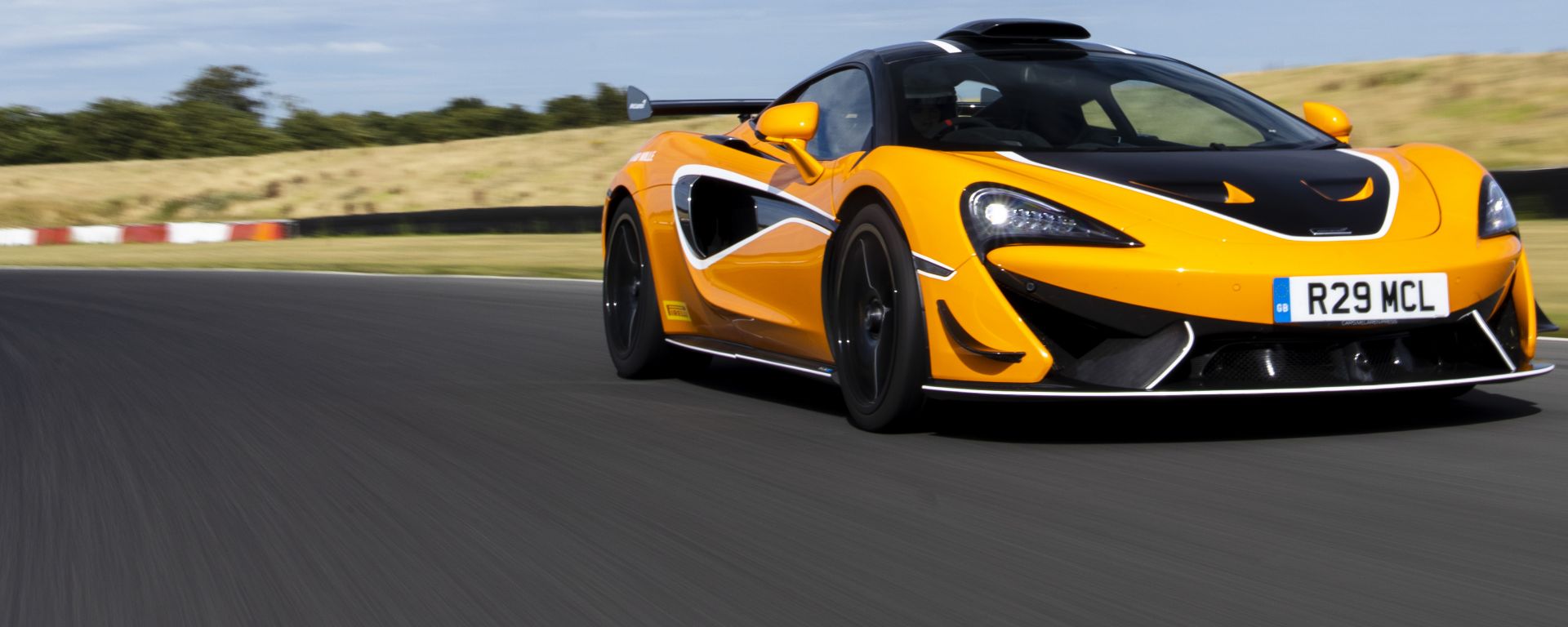 Nuova McLaren 620R (2020): foto, motore, dotazioni e prezzo - MotorBox