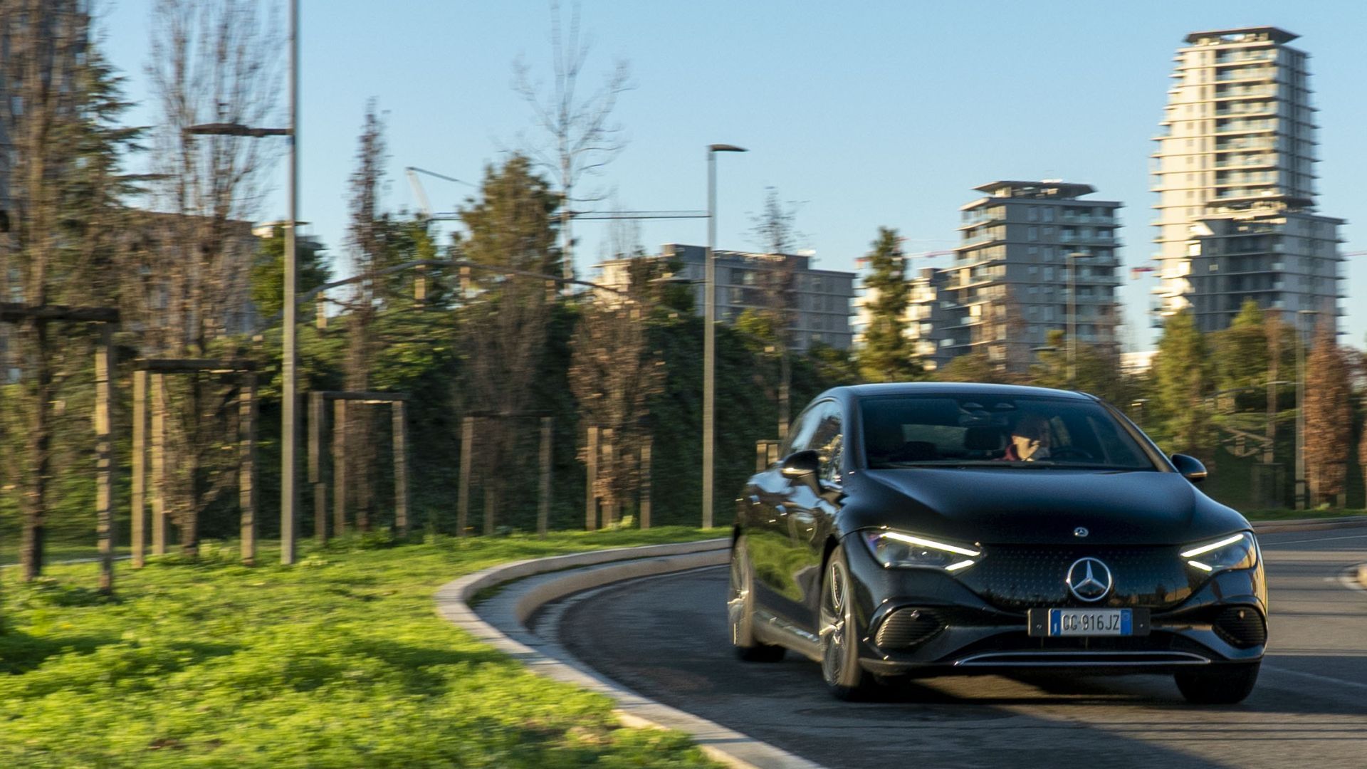 Prova su strada di Mercedes EQE 350+ Launch Edition: pregi e difetti