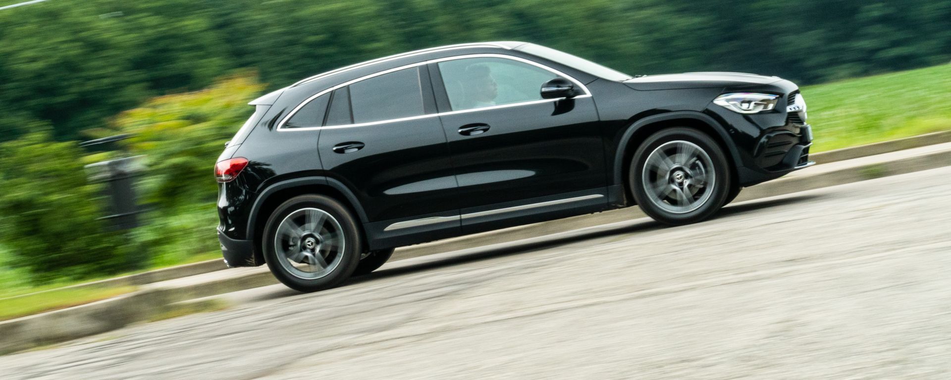 Al volante della Mercedes GLA 2020: la prova in video - MotorBox