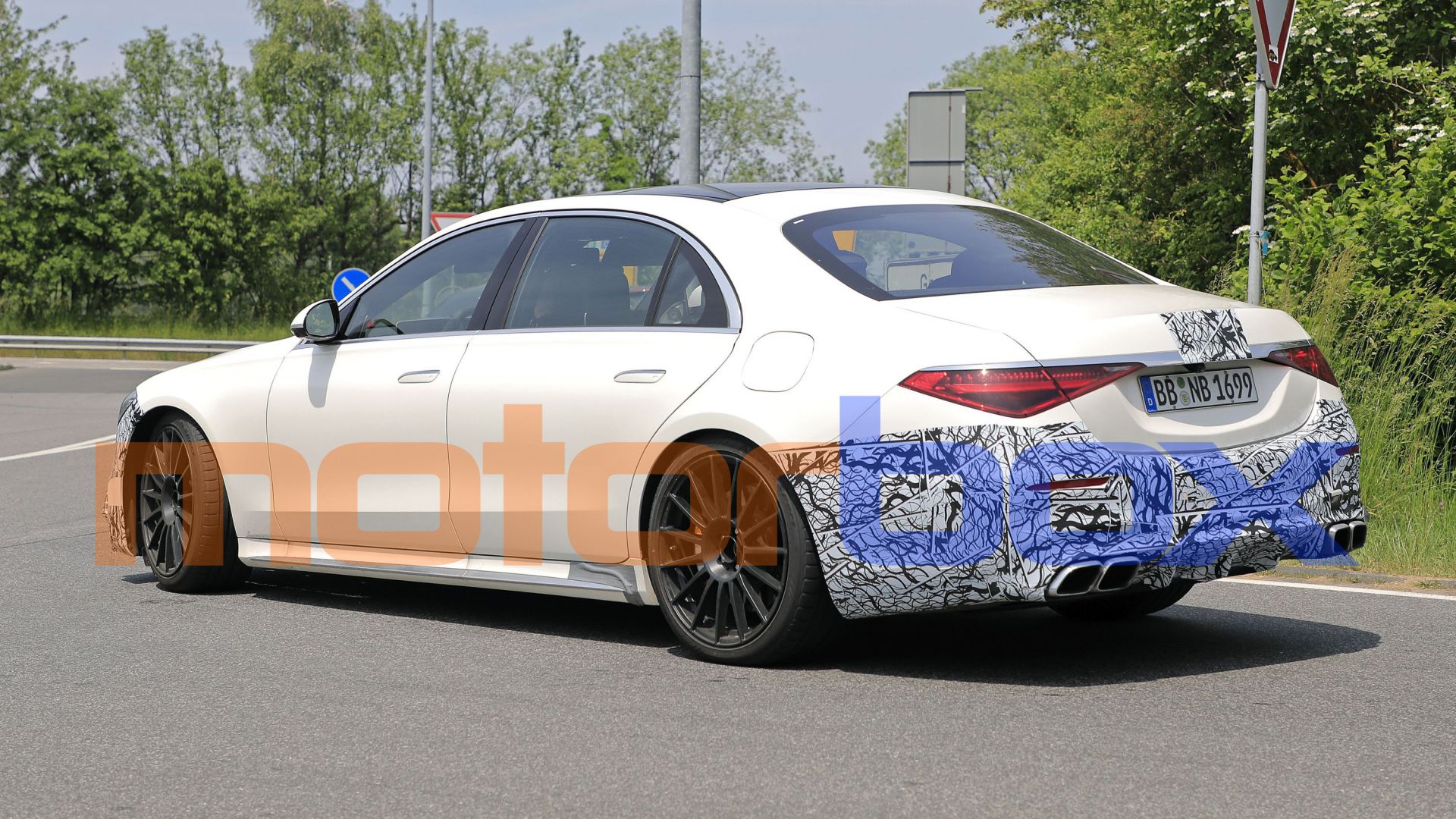 Nuova Mercedes-AMG S73 2021, prime foto spia. Motore ibrido? - MotorBox