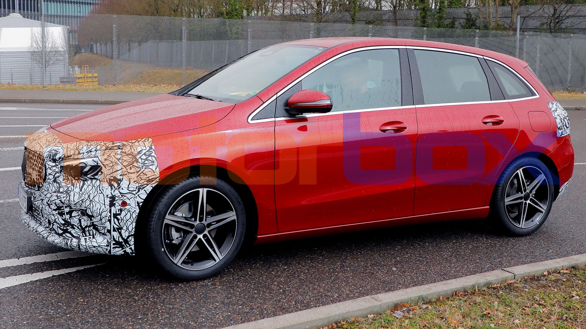 Nuova Mercedes Classe B restyling (2023): come cambia? Prime foto
