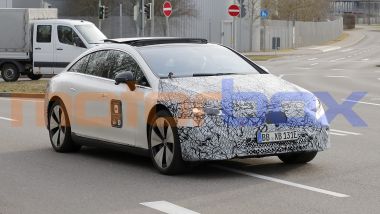 Scheda tecnica e foto spia di nuova BEV Mercedes EQS 2025