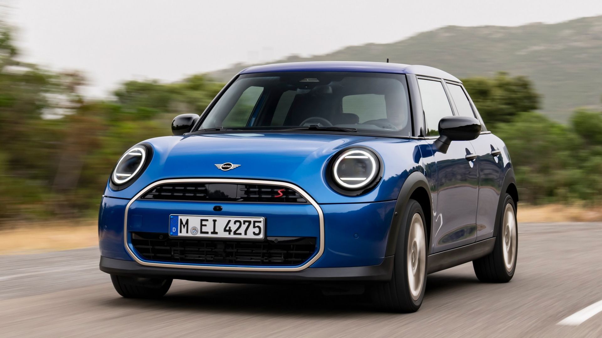 Nuova Mini Cooper 5p (2024): dimensioni, interni, uscita, prezzo