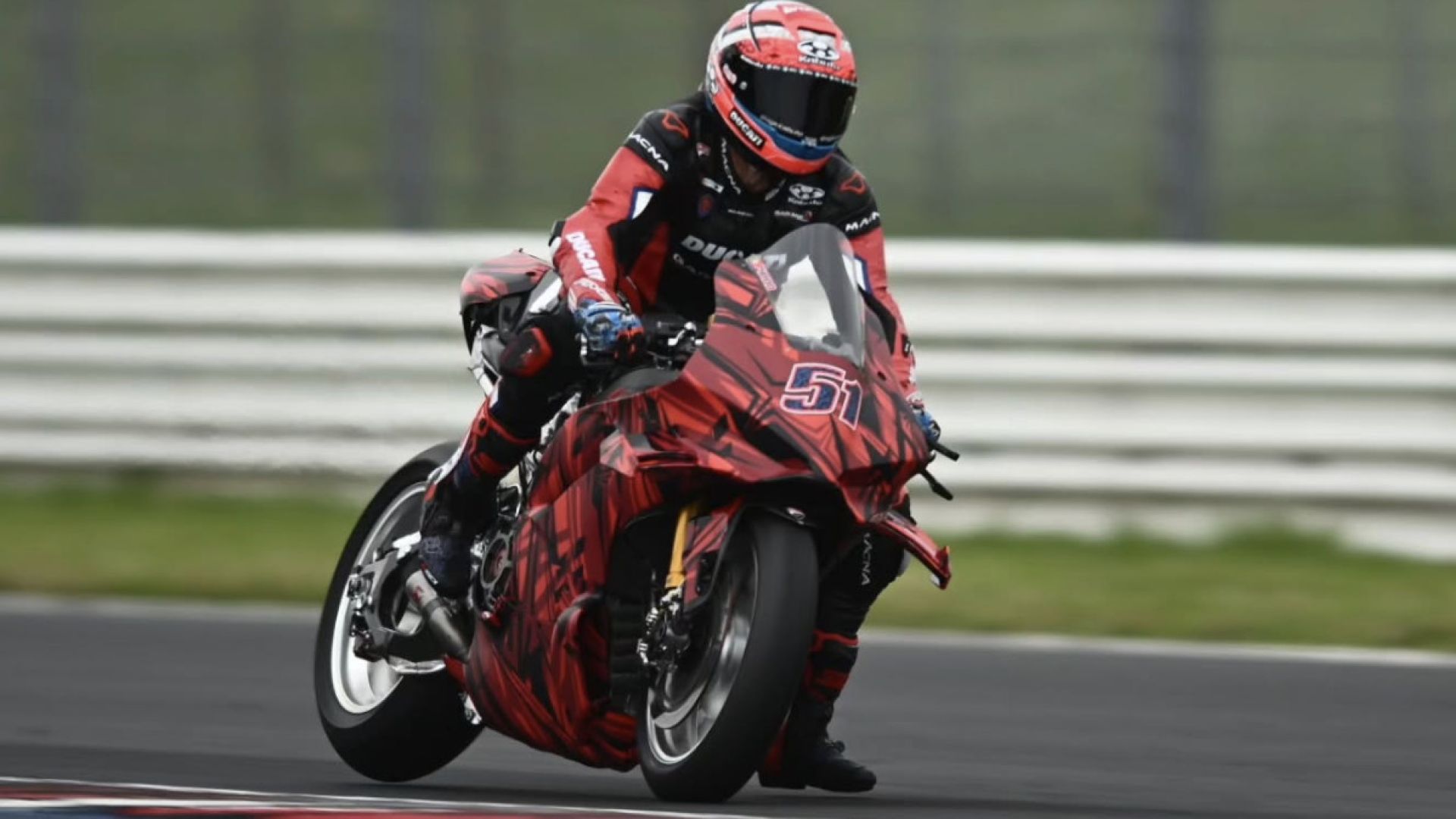 Ducati Panigale V4 R 2026: foto, caratteristiche, novità