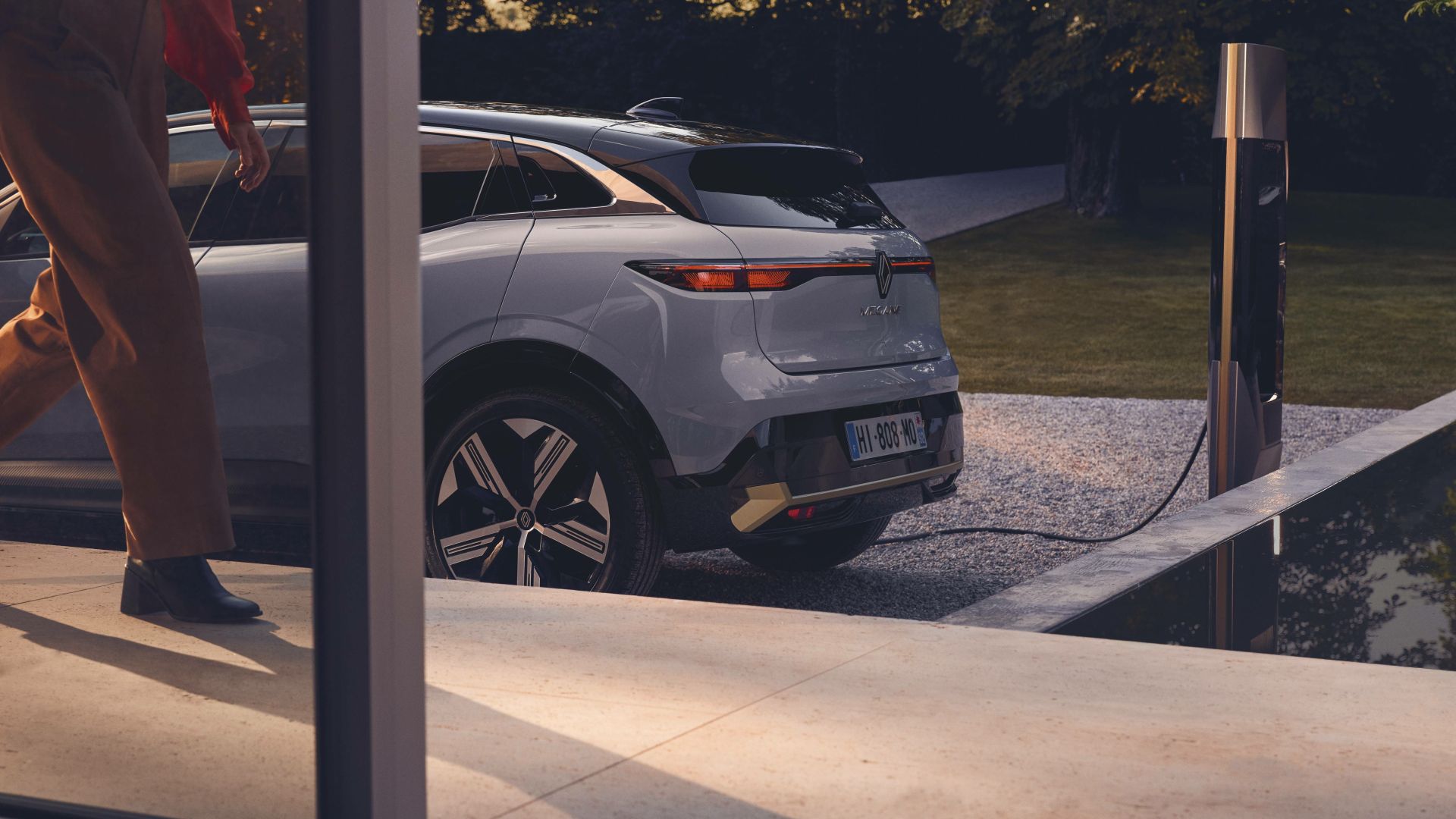 Come funziona la nuova app Plug Inn di Renault per la ricarica tra privati