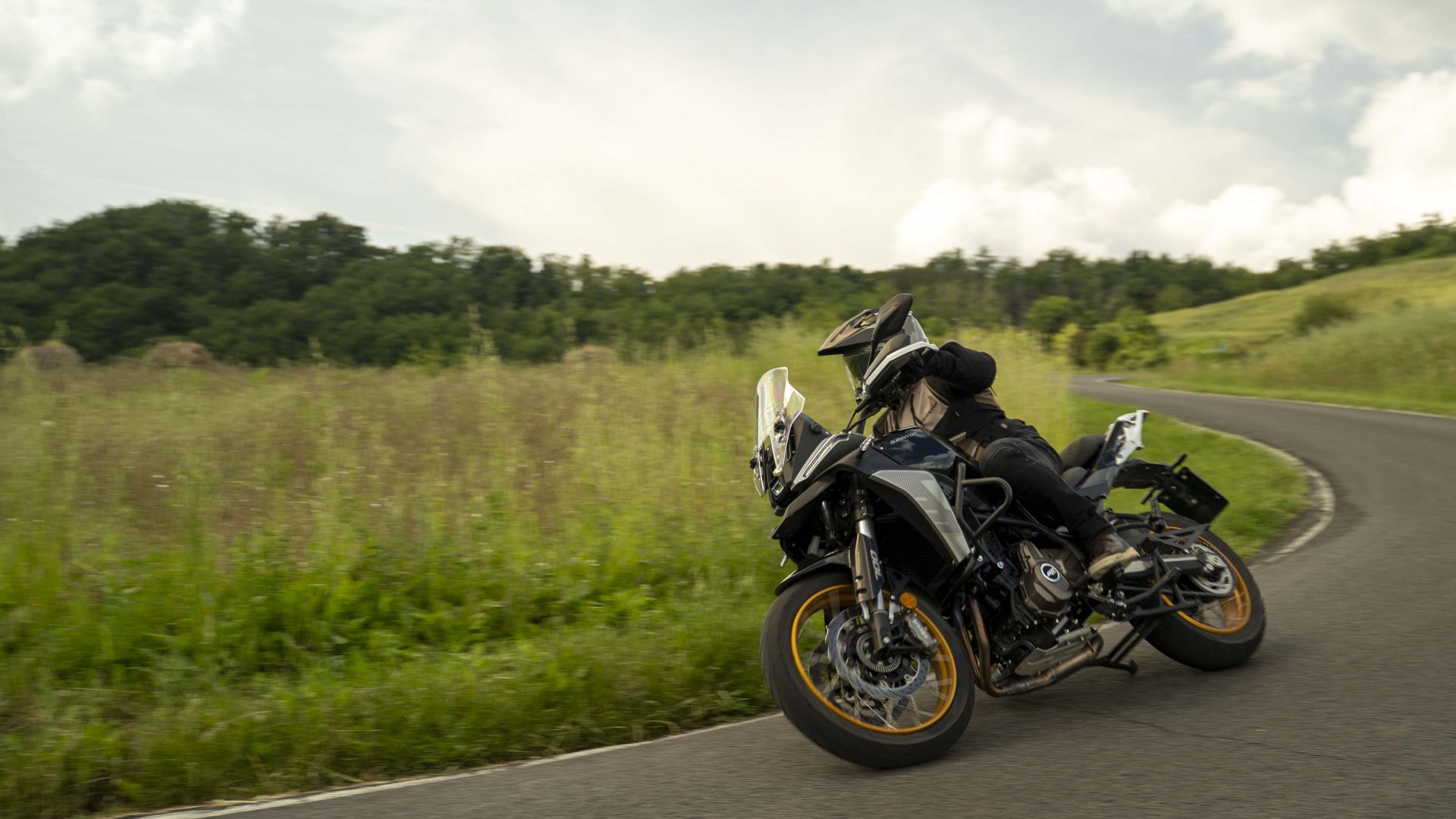 QJ Motor SRT 700 SX: recensione, prezzo, pregi e difetti