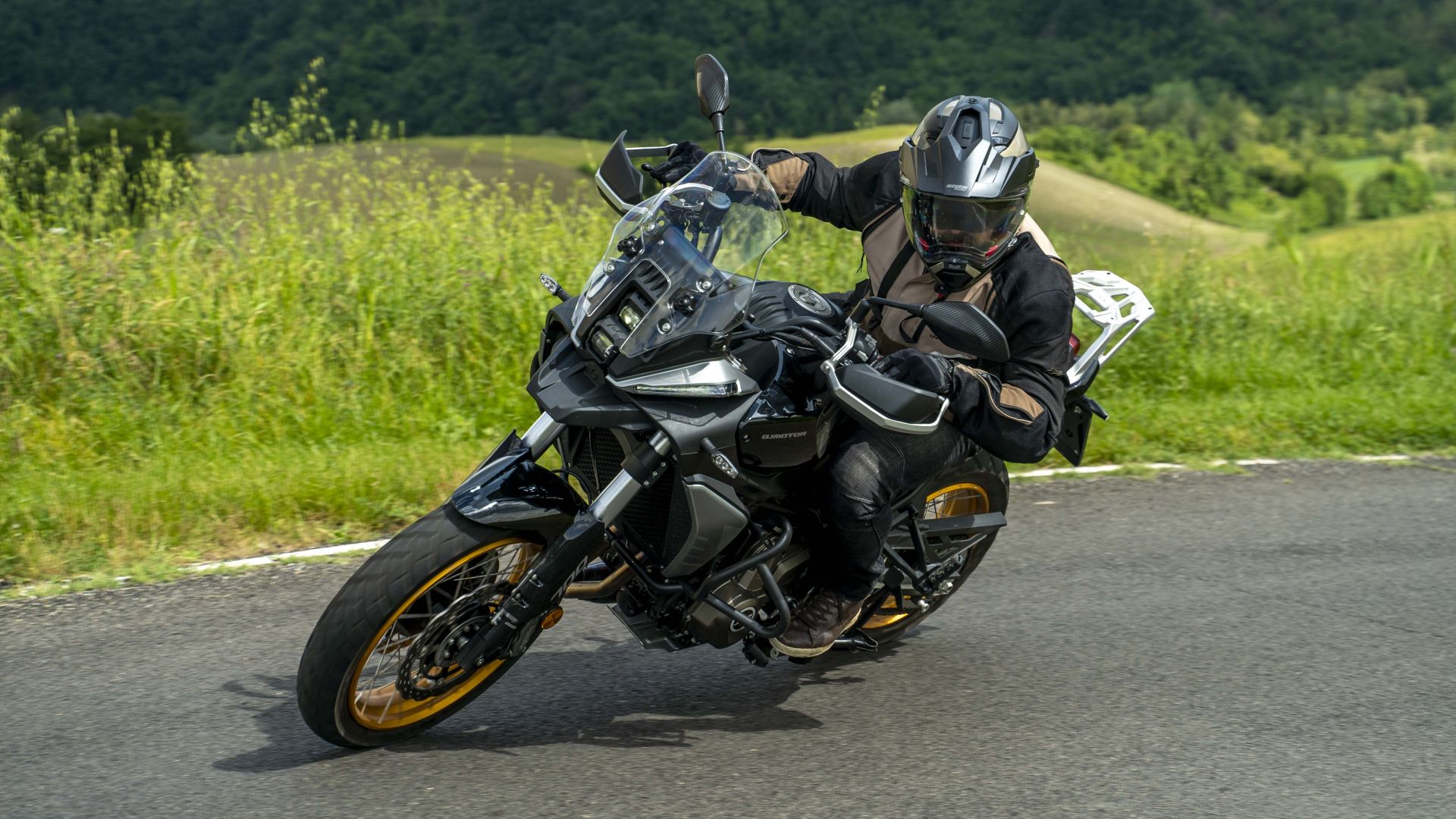 QJ Motor SRT 700 SX: recensione, prezzo, pregi e difetti