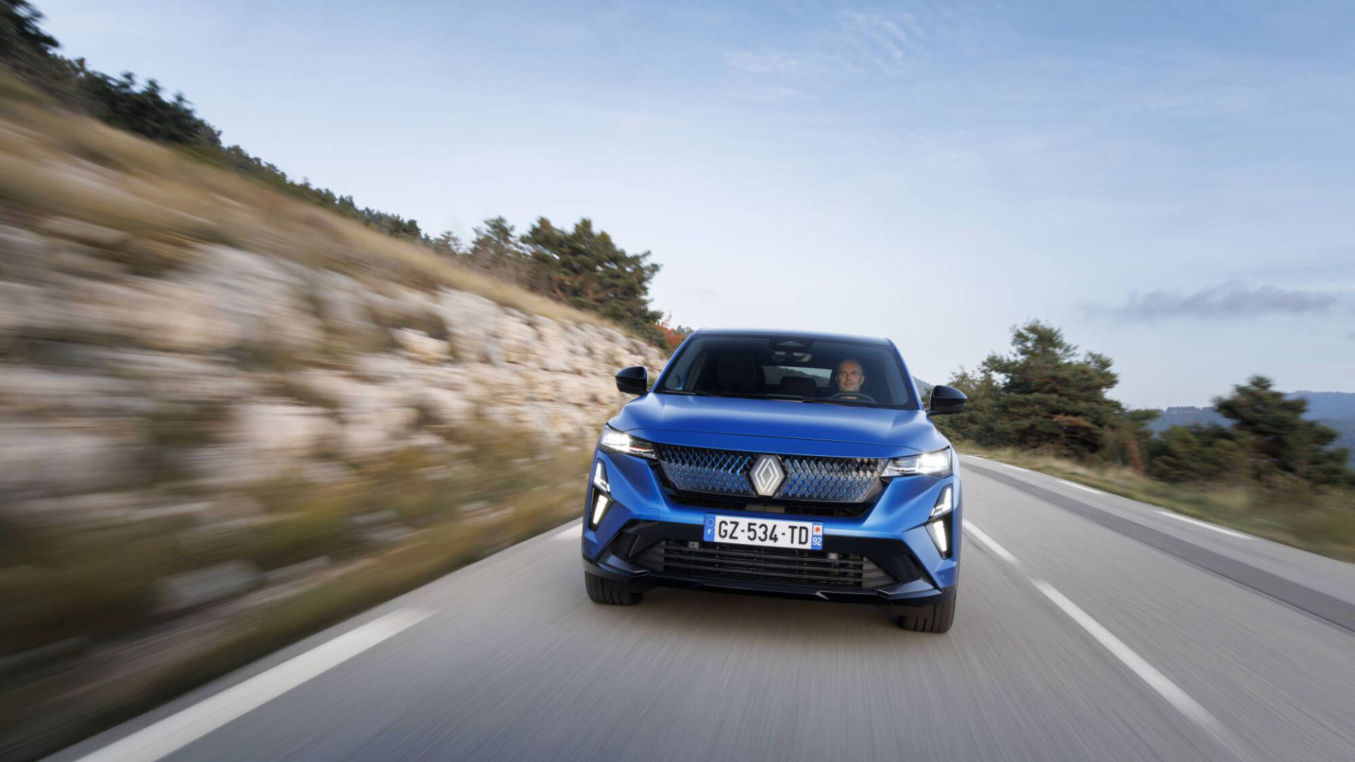 Prova Renault Rafale Plug-in 4x4 Alpine: autonomia, consumi, prezzo