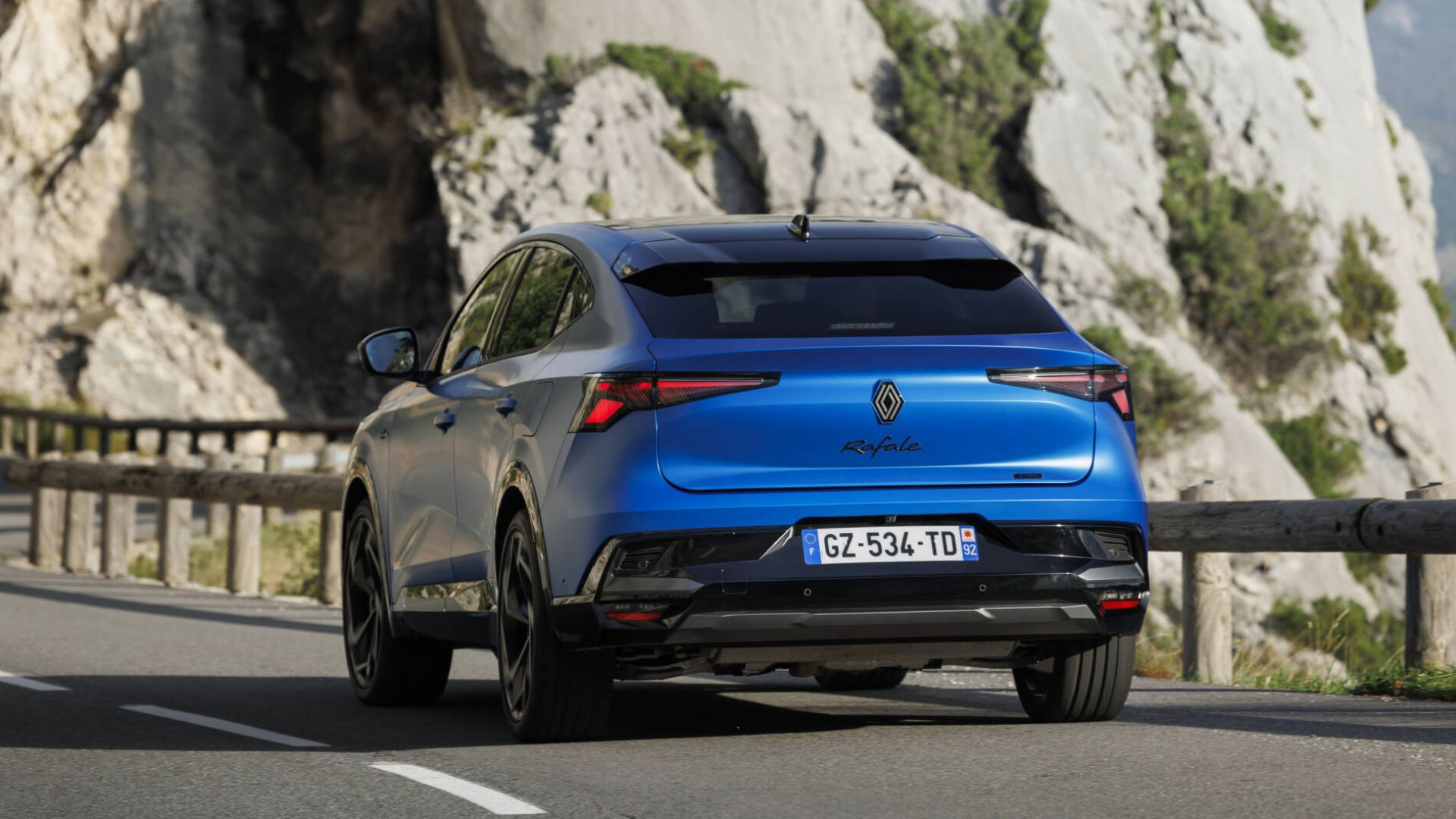 Prova Renault Rafale Plug-in 4x4 Alpine: autonomia, consumi, prezzo