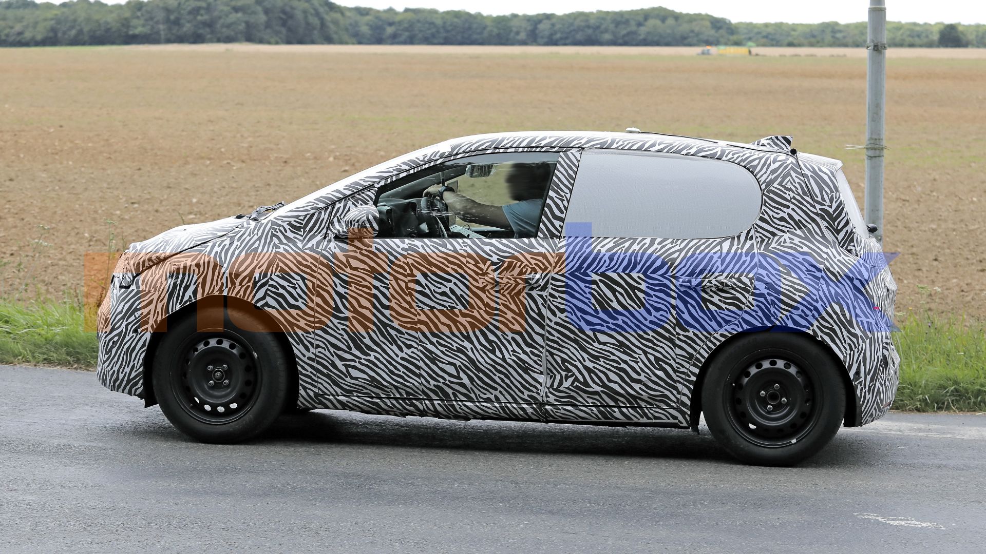 Foto Renault Twingo elettrica 2026: ecco il prototipo su strada